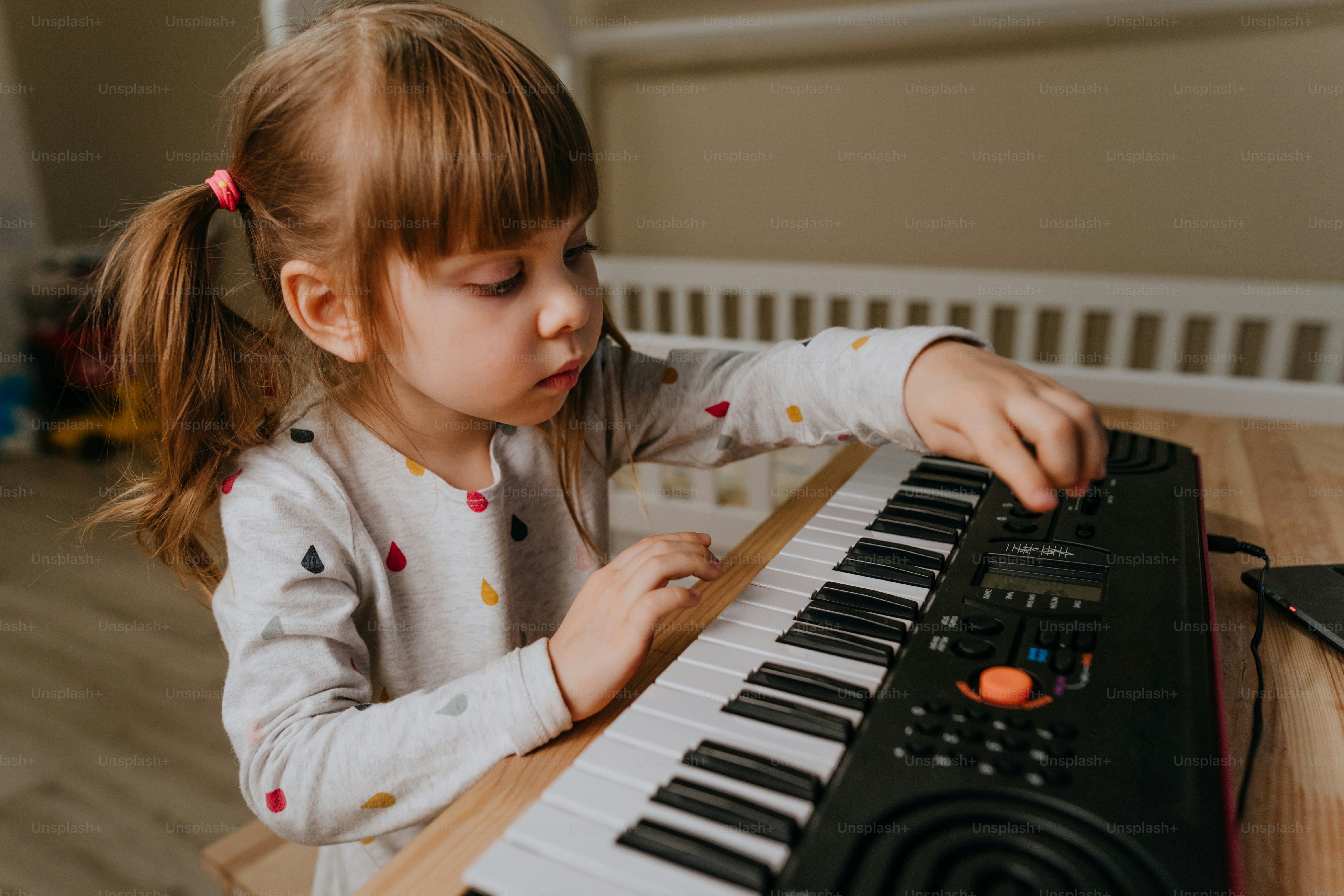Little girl playing a synthesizer indoor photo – Playing Image on Unsplash