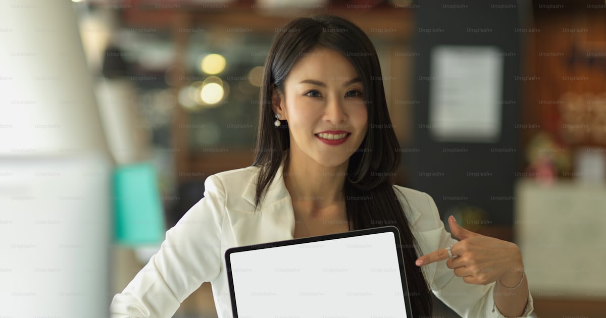 흰색 정장을 입은 사업가의 초상화는 카메라에 모형 화면이 있는 디지털 태블릿을 제시하고 경로를 클리핑합니다 사진