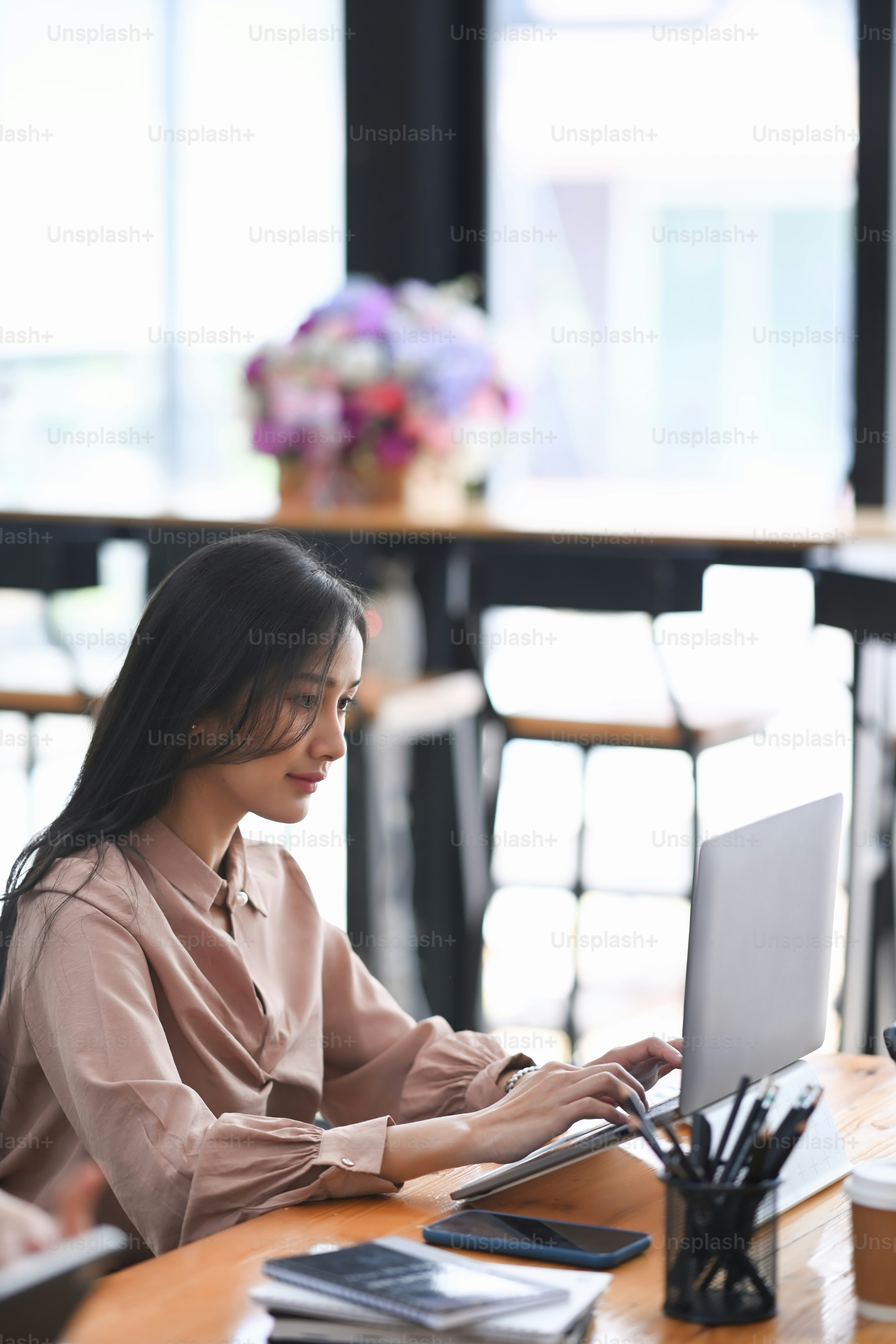 Portrait d’une jeune femme designer se concentrant sur le travail sur ...