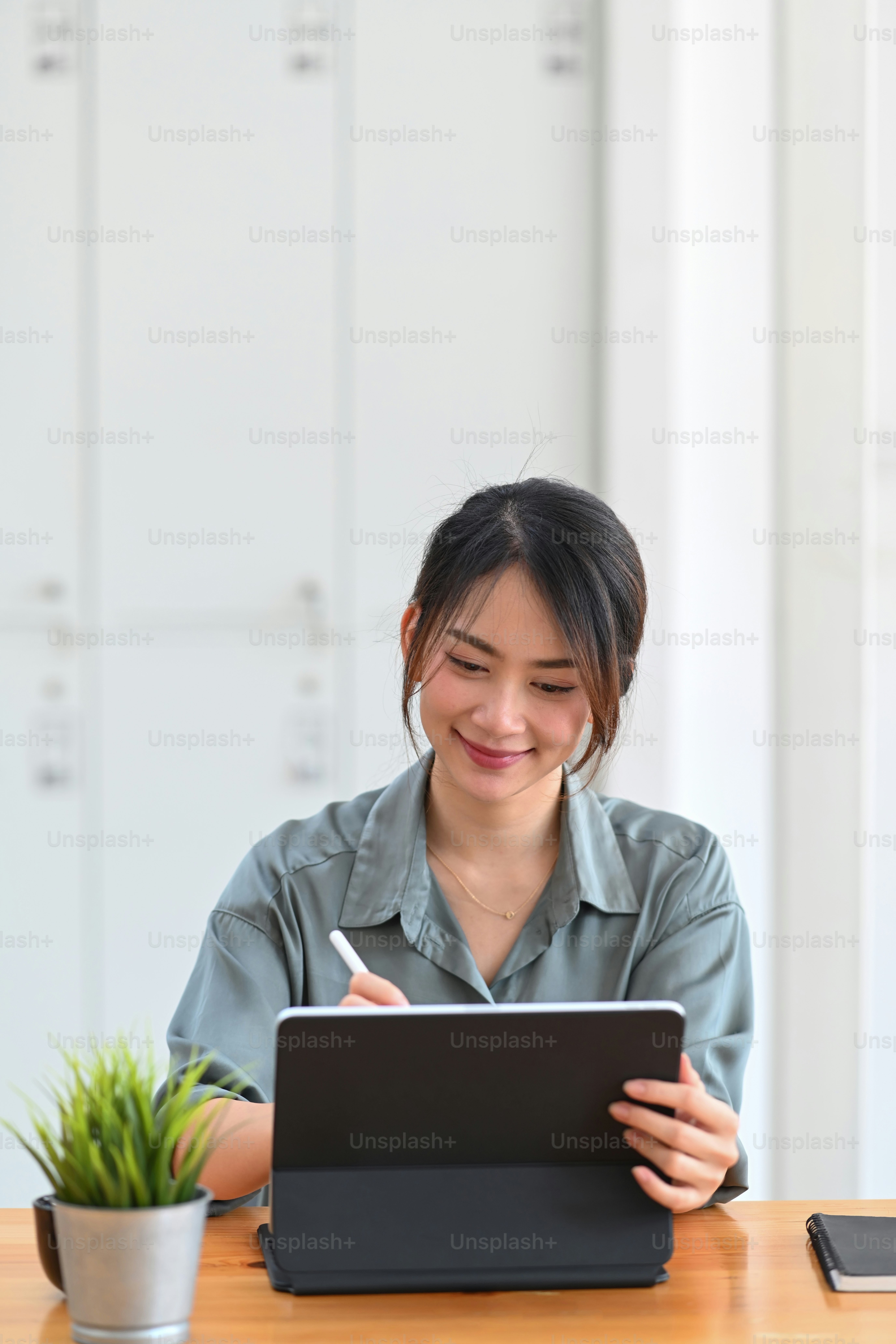 Portrait d’une jeune femme designer se concentrant sur le travail sur ...