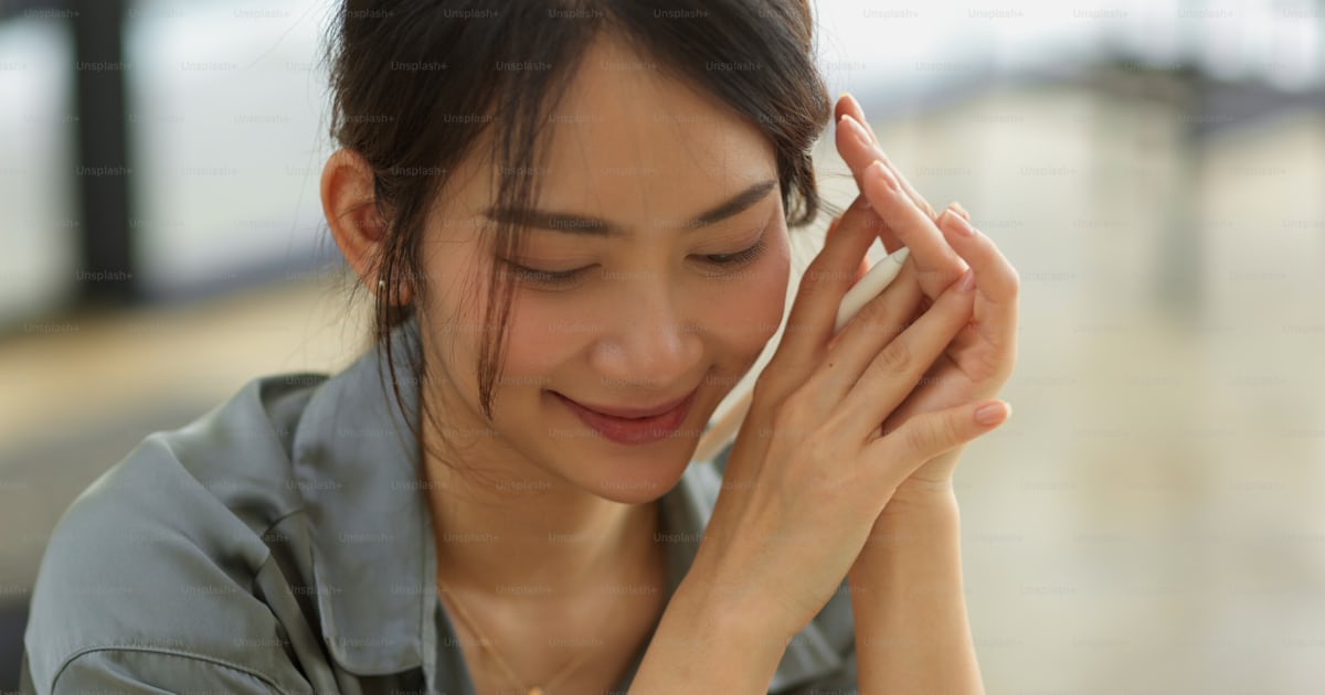 사무실에서 태블릿 화면을 보면서 웃고 있는 친절한 여성 직장인의 초상화 사진 Unsplash의 초상 이미지