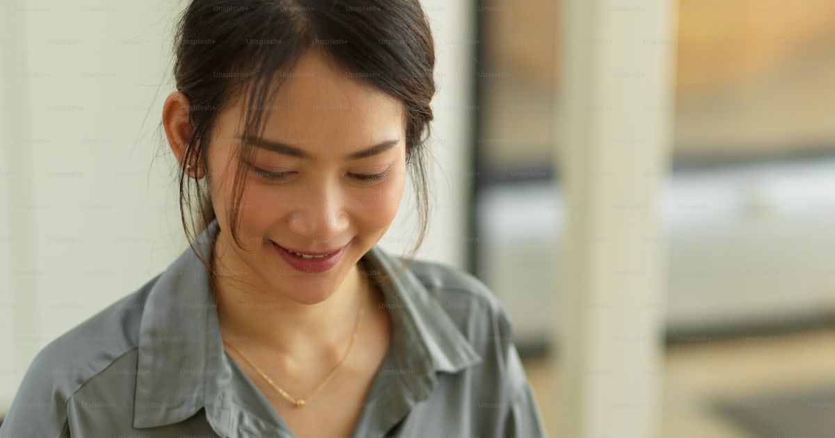 나무 테이블에 스타일러스 펜으로 디지털 태블릿에서 일하는 웃는 여성 회사원의 초상화 사진 Unsplash의 태국 이미지