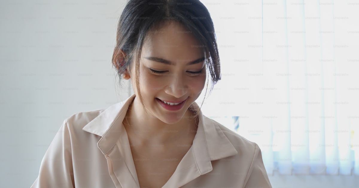 행복한 사업가의 초상화는 계산기를 사용하여 들고 현대 사무실에서 투자 그래프를 분석합니다 사진 Unsplash의 테이블 이미지