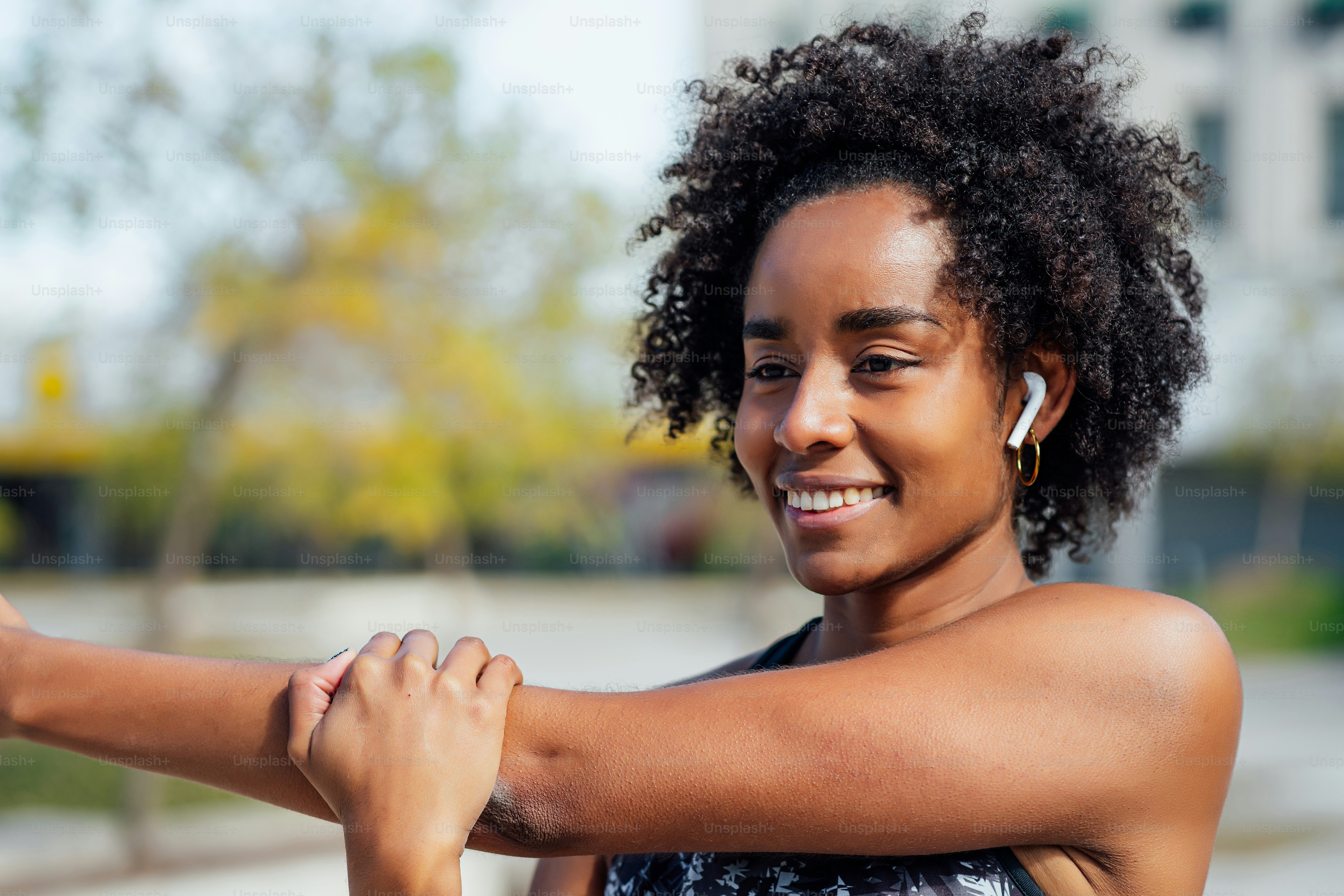 Foto Mujer atlética afro estirando los brazos y calentando antes de ...
