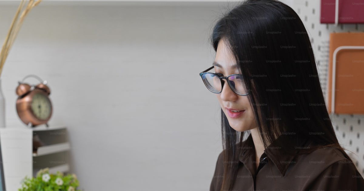 현대 사무실에서 디지털 태블릿으로 작업하는 여성 사무원의 자른 샷 사진 Unsplash의 테이블 이미지