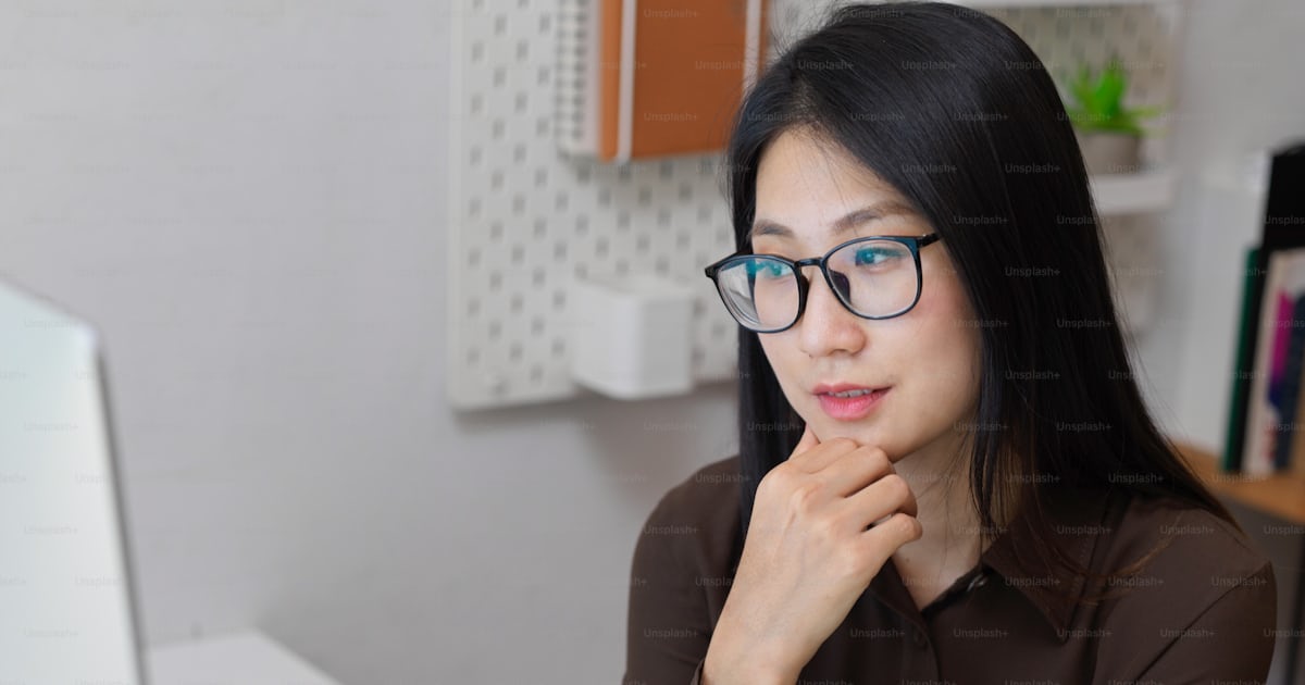 현대 사무실의 사무실 책상에서 그녀의 일에 대해 생각하는 여성 회사원의 초상화 사진 Unsplash의 테이블 이미지