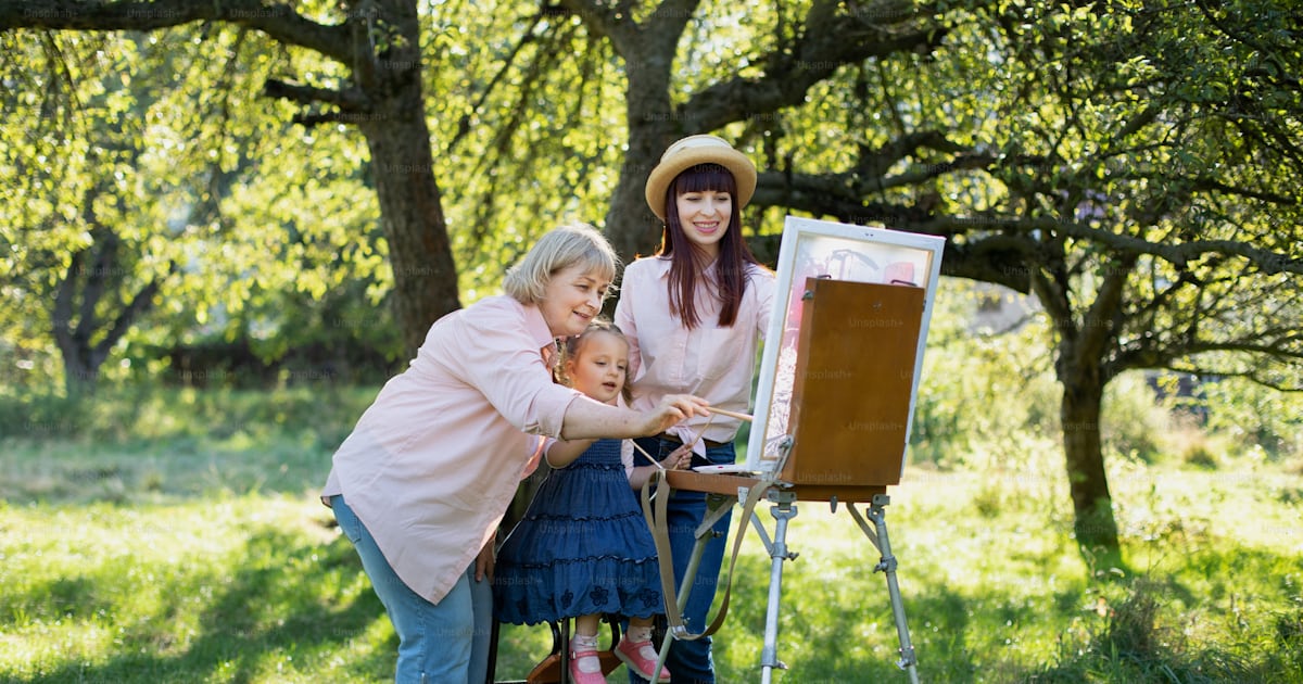 그림 취미가 있는 여름 가족 여가 3 세대 여성의 가족의 야외 초상화 공원에서 야외에서 시간을 보내고 페인트로 캔버스에