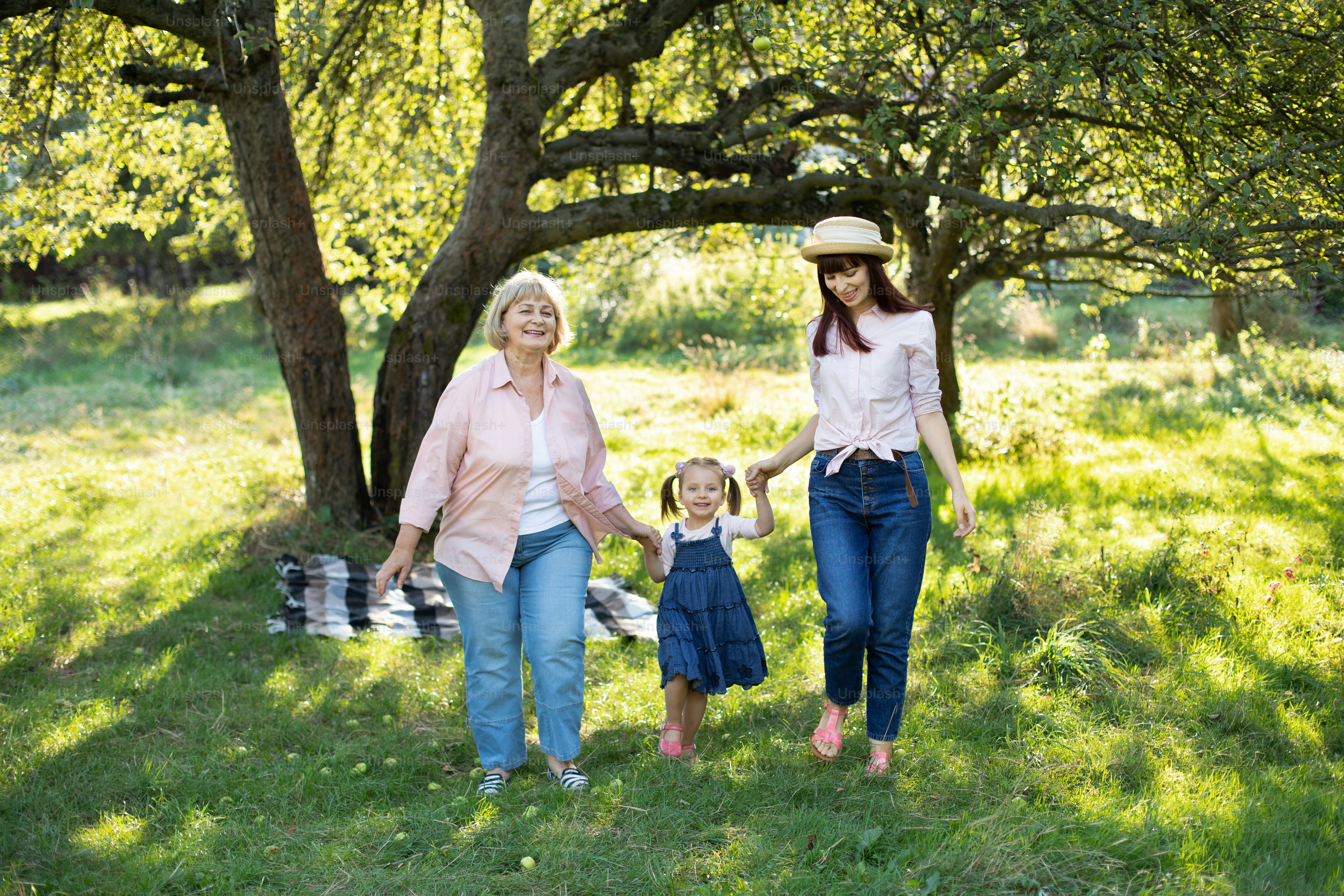 Family joint moments, happy relationship between different generations ...