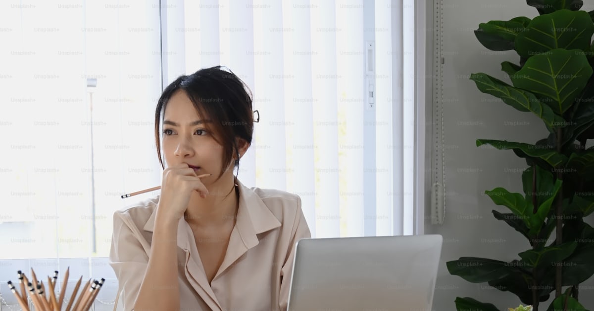 직장에 앉아 미래 프로젝트를 생각하는 잠겨 있는 여성 기업가의 초상화 사진 Unsplash의 태국 이미지