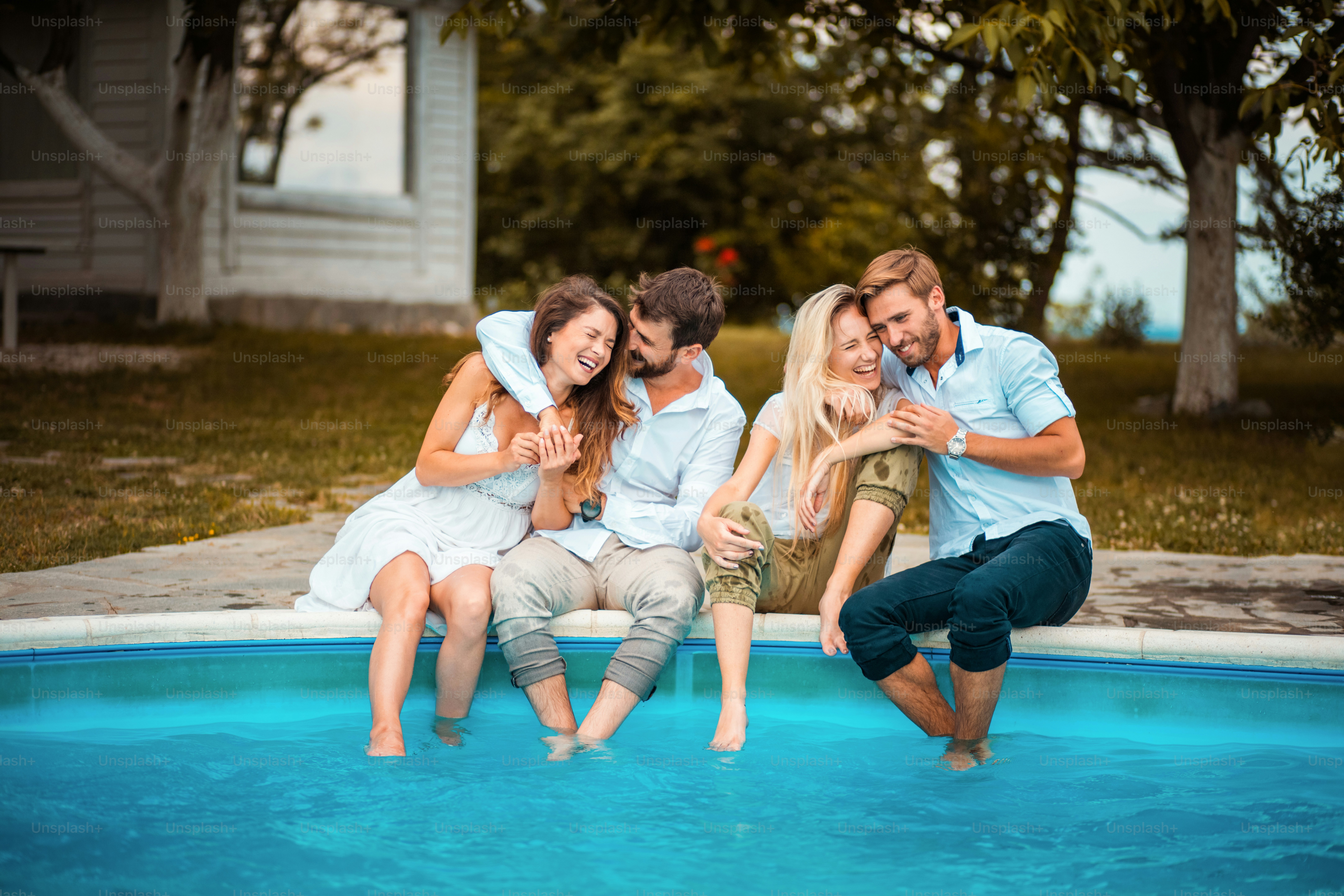 Friends having fun by the pool. photo – Pool party Image on Unsplash