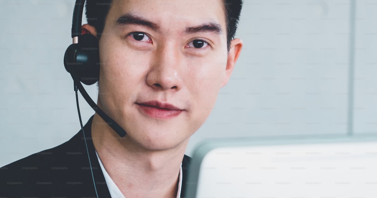 원격 고객 또는 동료를 지원하기 위해 사무실에서 일하는 헤드셋을 착용한 비즈니스 사람들 콜센터 텔레마케팅 고객 지원