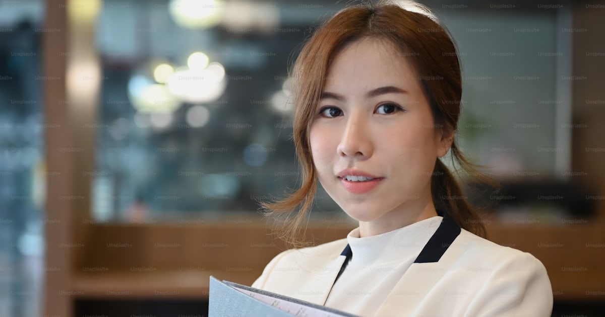 비즈니스 파일 폴더를 들고 현대 사무실에 서 있는 자신감 있는 사업가의 초상화 사진 Unsplash의 태국 이미지