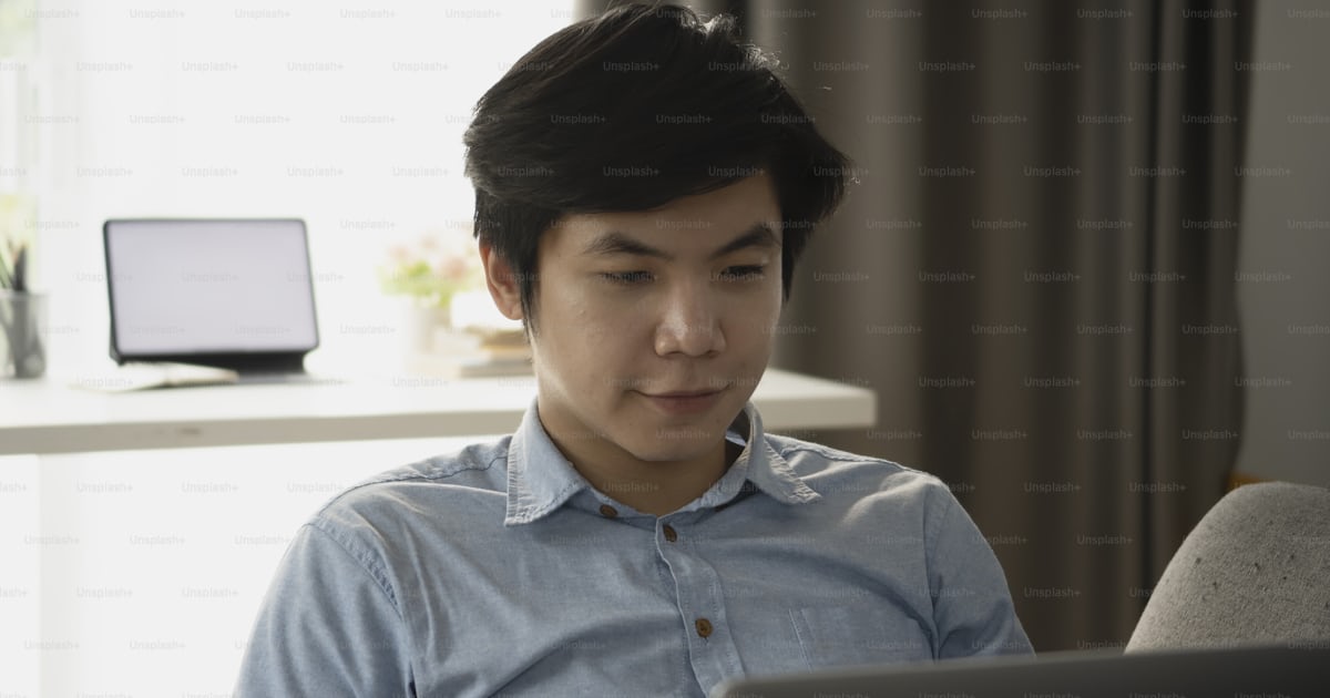 편안한 소파에 앉아 노트북 컴퓨터를 사용하는 행복한 캐주얼 남자의 초상화 사진 Unsplash의 태국 이미지