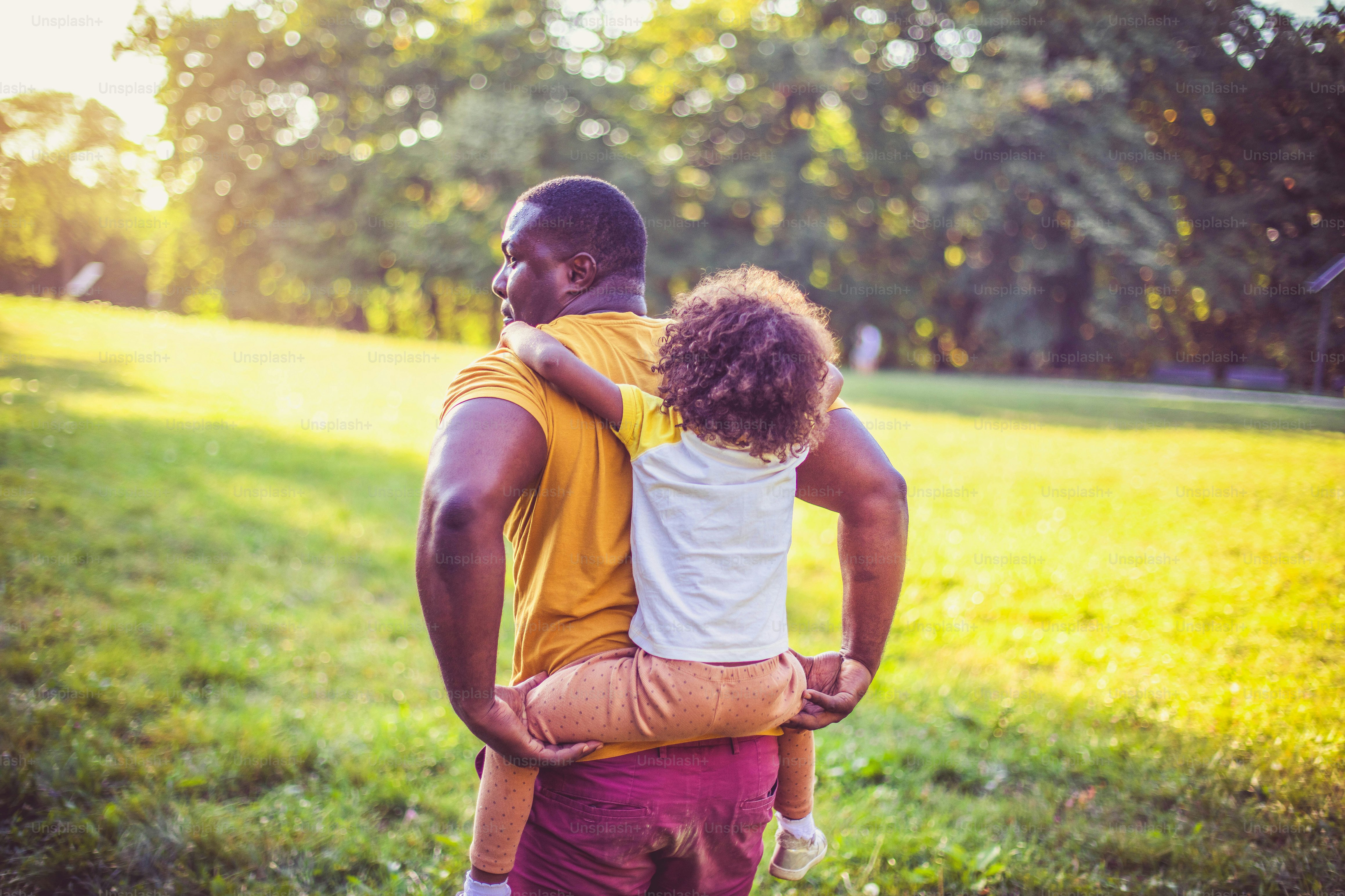 Père portant sa fille sur son dos. Père et fille afro-américains s ...