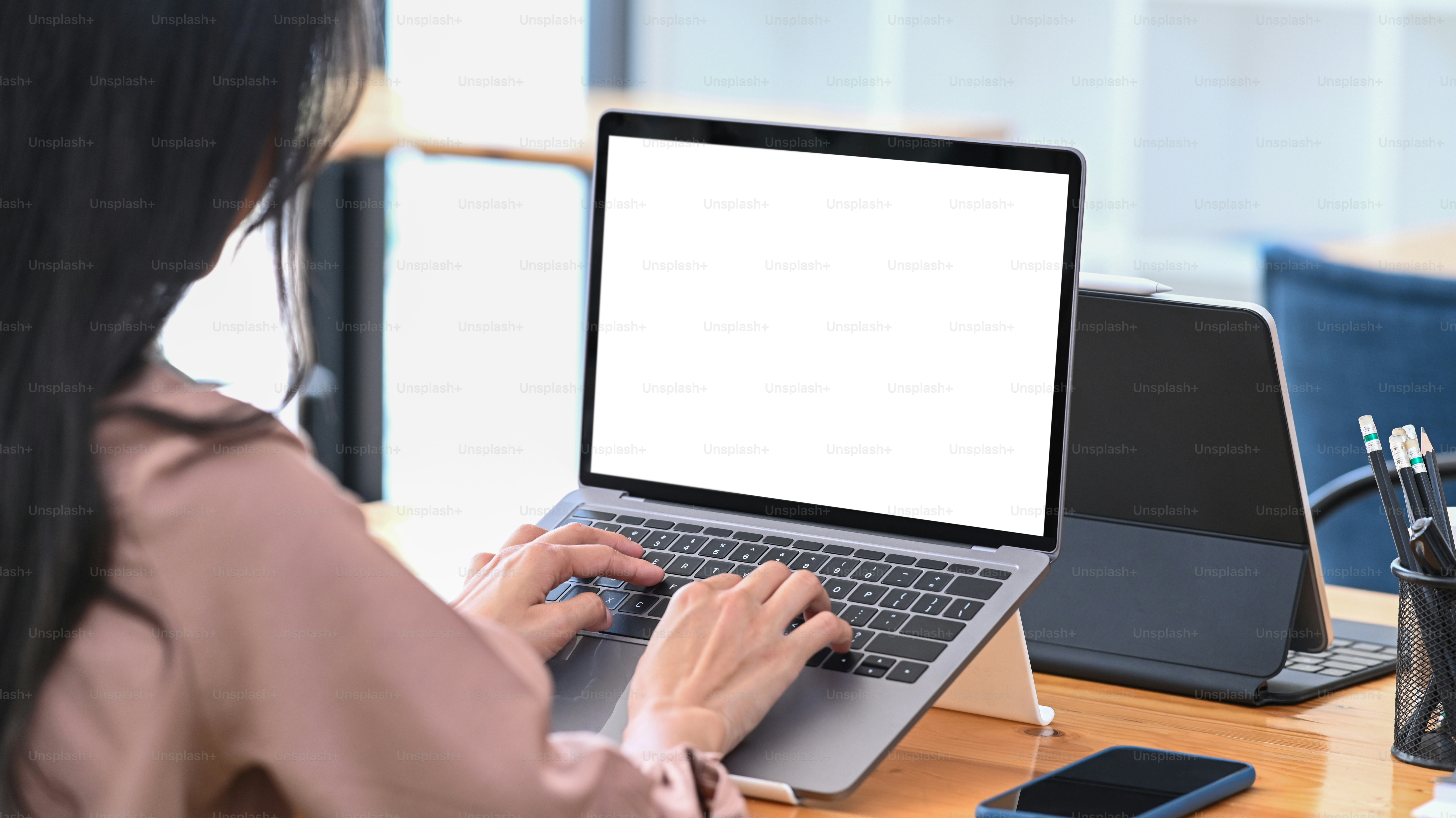 Portrait d’une jeune femme designer se concentrant sur le travail sur ...