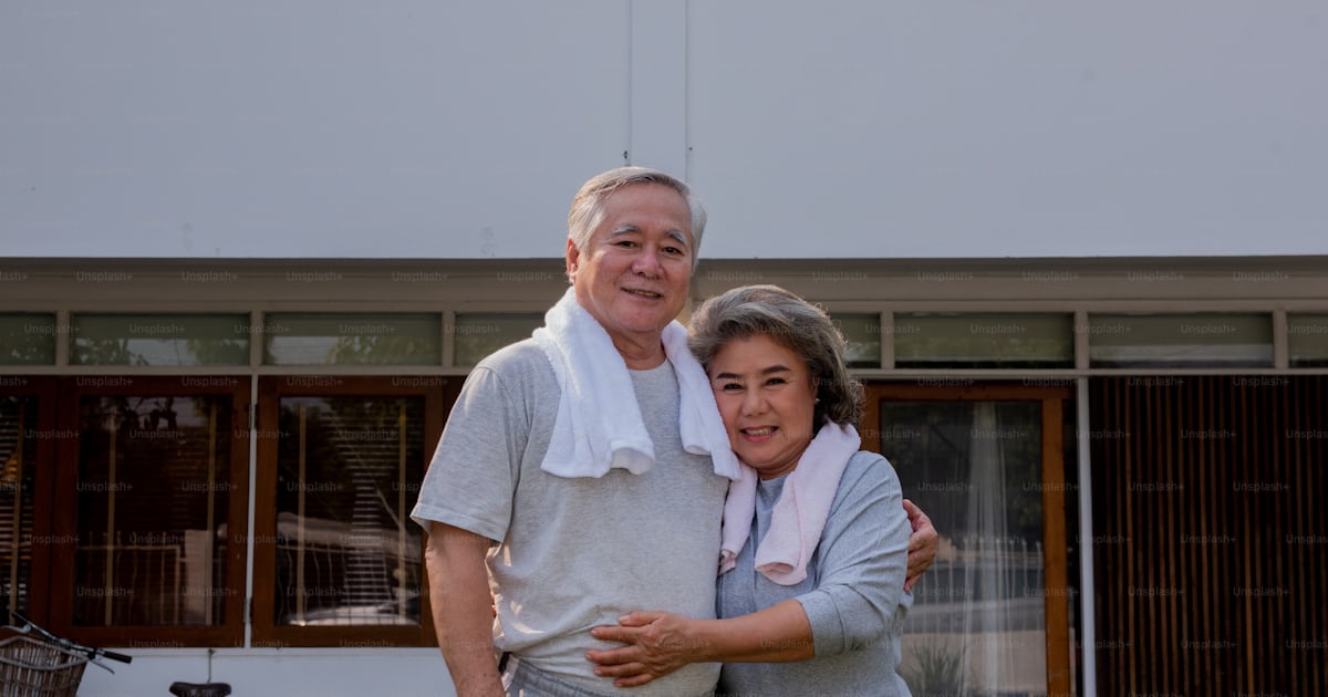 自宅で一緒に運動している幸せなアジアの家族の肖像画。健康な老夫婦は、朝に一緒に屋外運動をします。退職した年配の男性と女性は、自宅でリラックスし