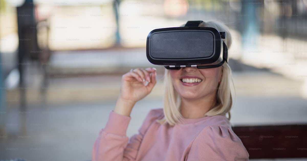 Vr 헬멧을 쓴 젊은 여자 버스 정류장에 여자 사진 Unsplash의 관광 이미지