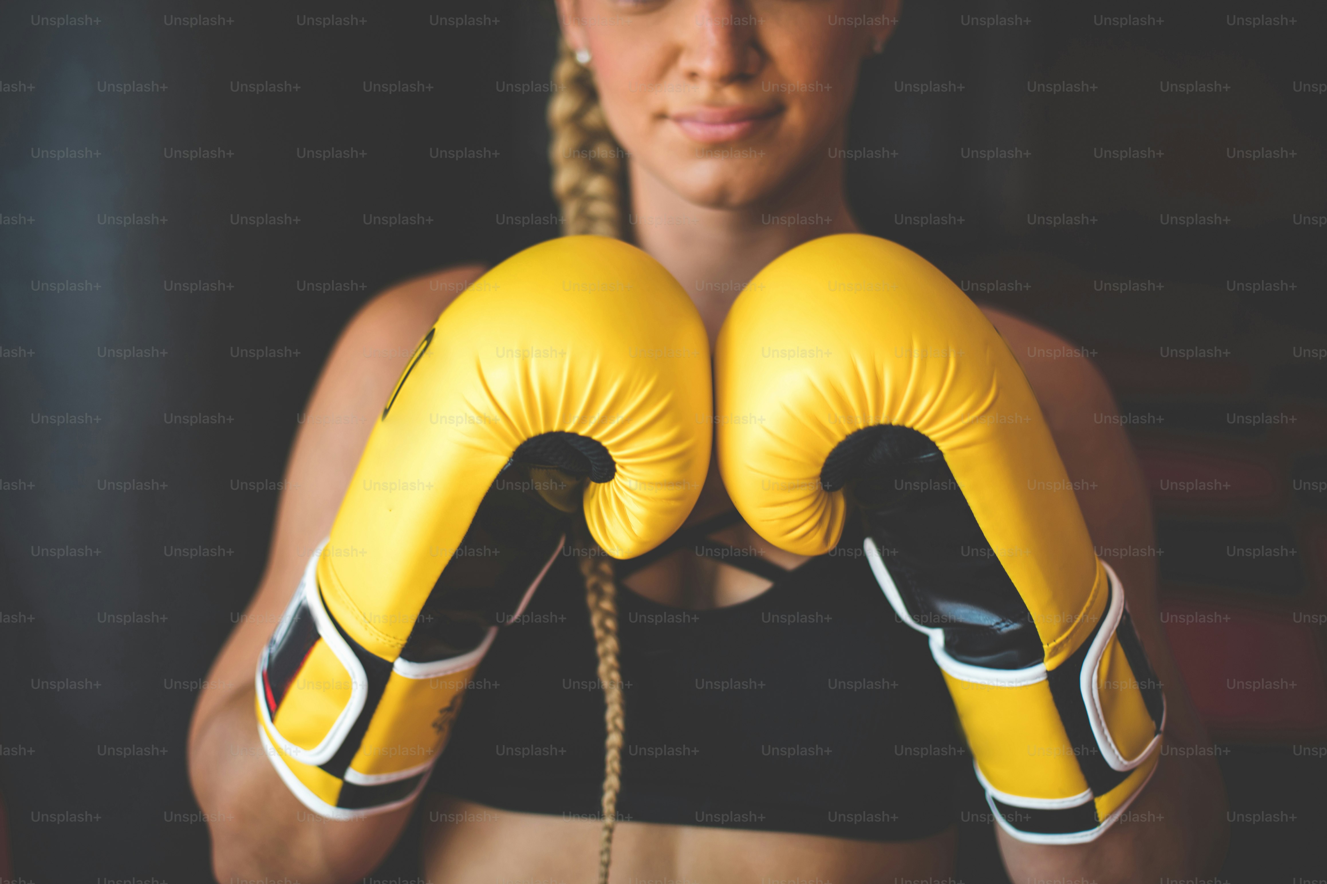 Femme boxeuse dans le gymnase. L’accent est mis sur les mains. photo ...