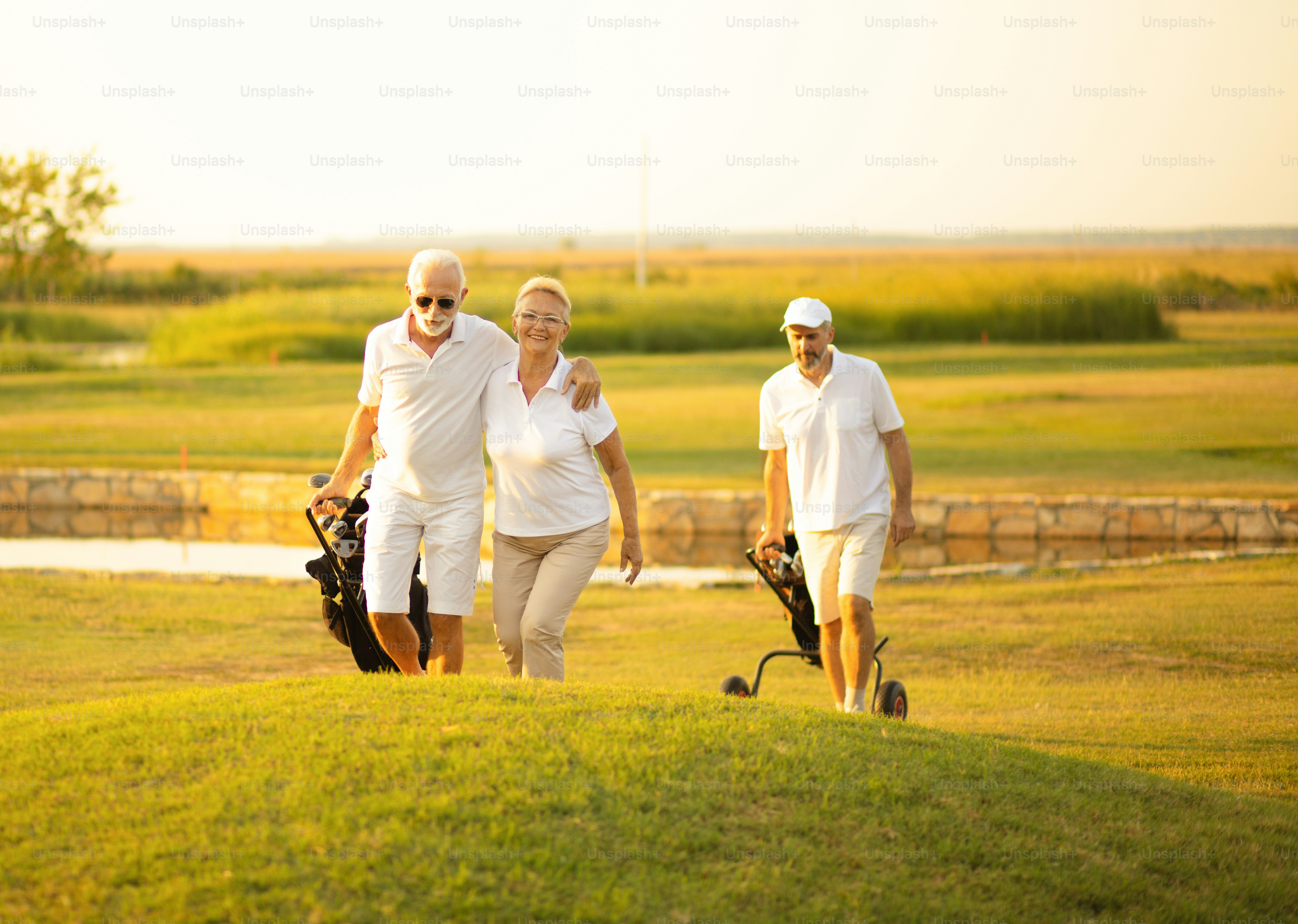 Foto Tres golfistas senior. La atención se centra en el hombre y la ...
