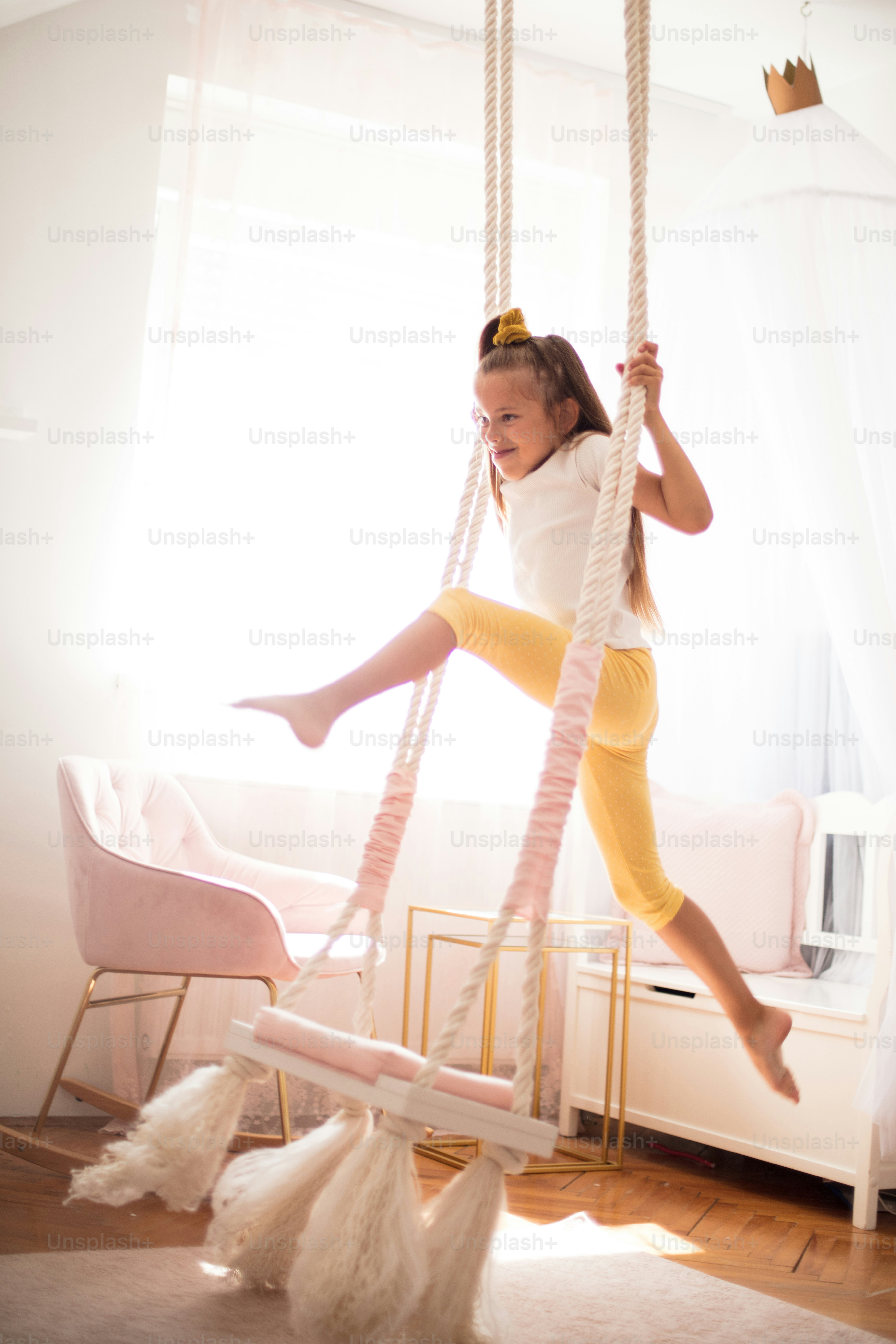 Niña haciendo ejercicio en el columpio. foto – Imagen de Chica de ...