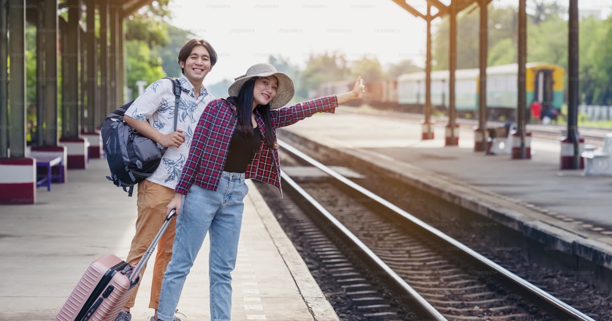 기차역에서 기차를 기다리는 배낭을 가진 남자와 여자 사랑하는 커플 여행자는 휴가에 함께 여행합니다 사진 Unsplash의