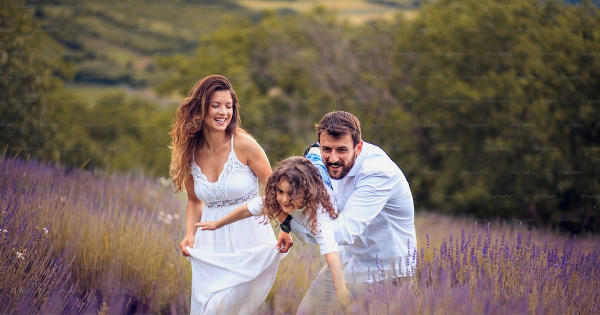 Foto Familia Feliz En El Campo De Lavanda Serbia Imagen En Unsplash