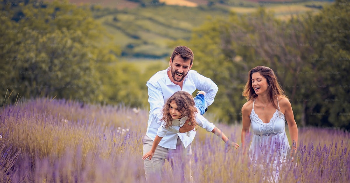 Foto Familia Feliz En El Campo De Lavanda Serbia Imagen En Unsplash