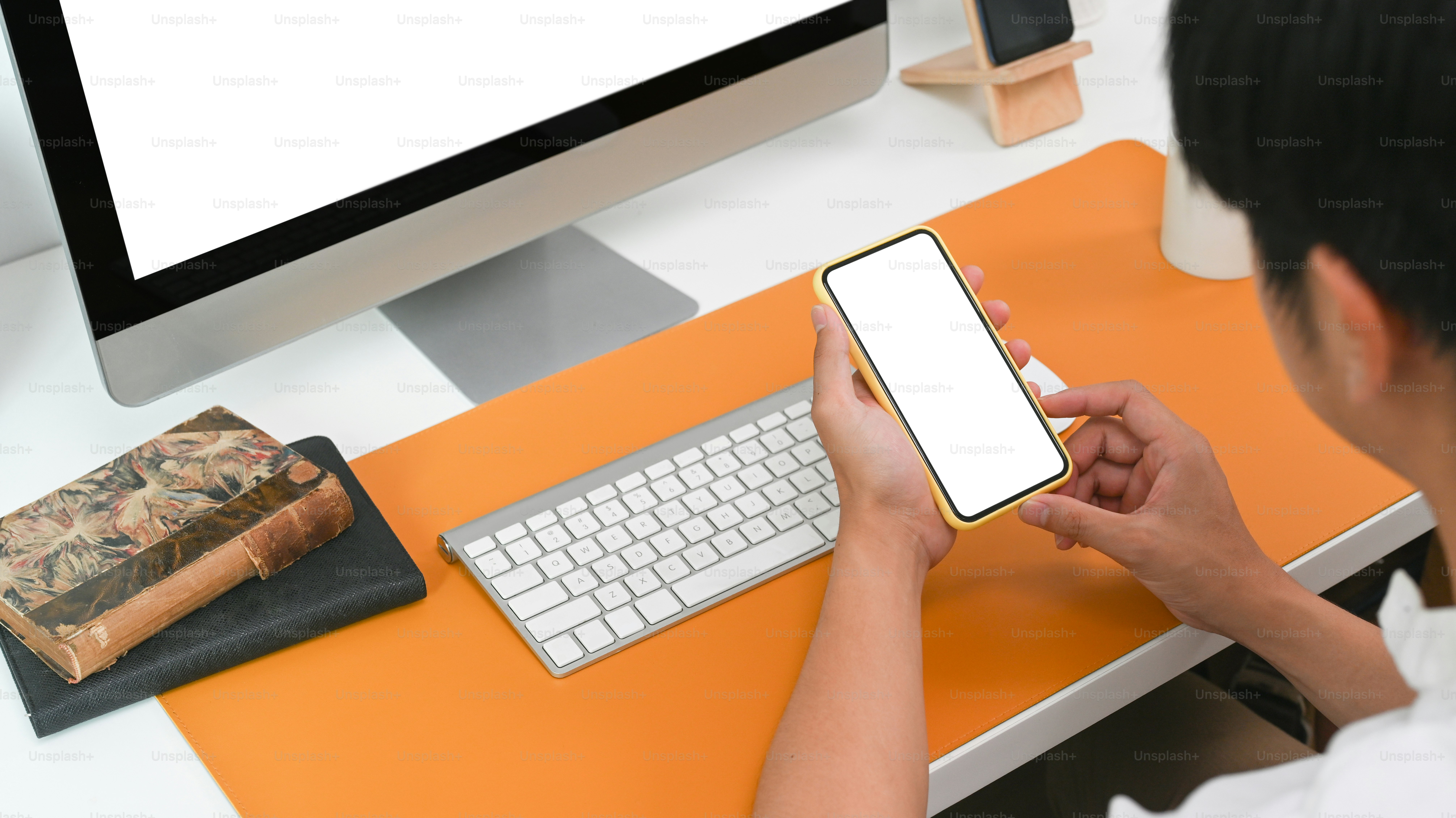 30,000+ Iphone On Table Pictures | Download Free Images on Unsplash