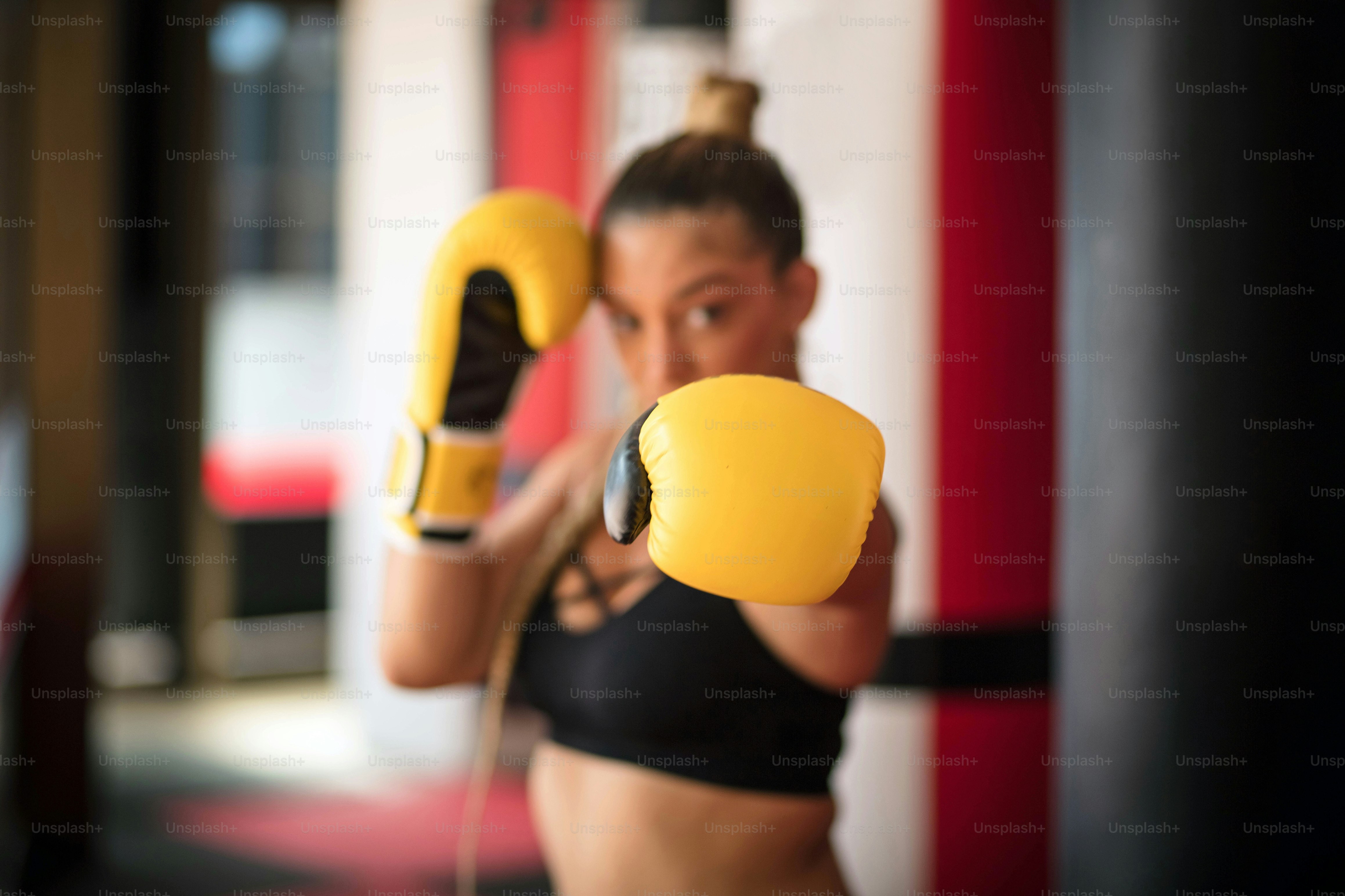 Foto Mujer boxeadora con guantes de boxeo. El enfoque está al alcance ...