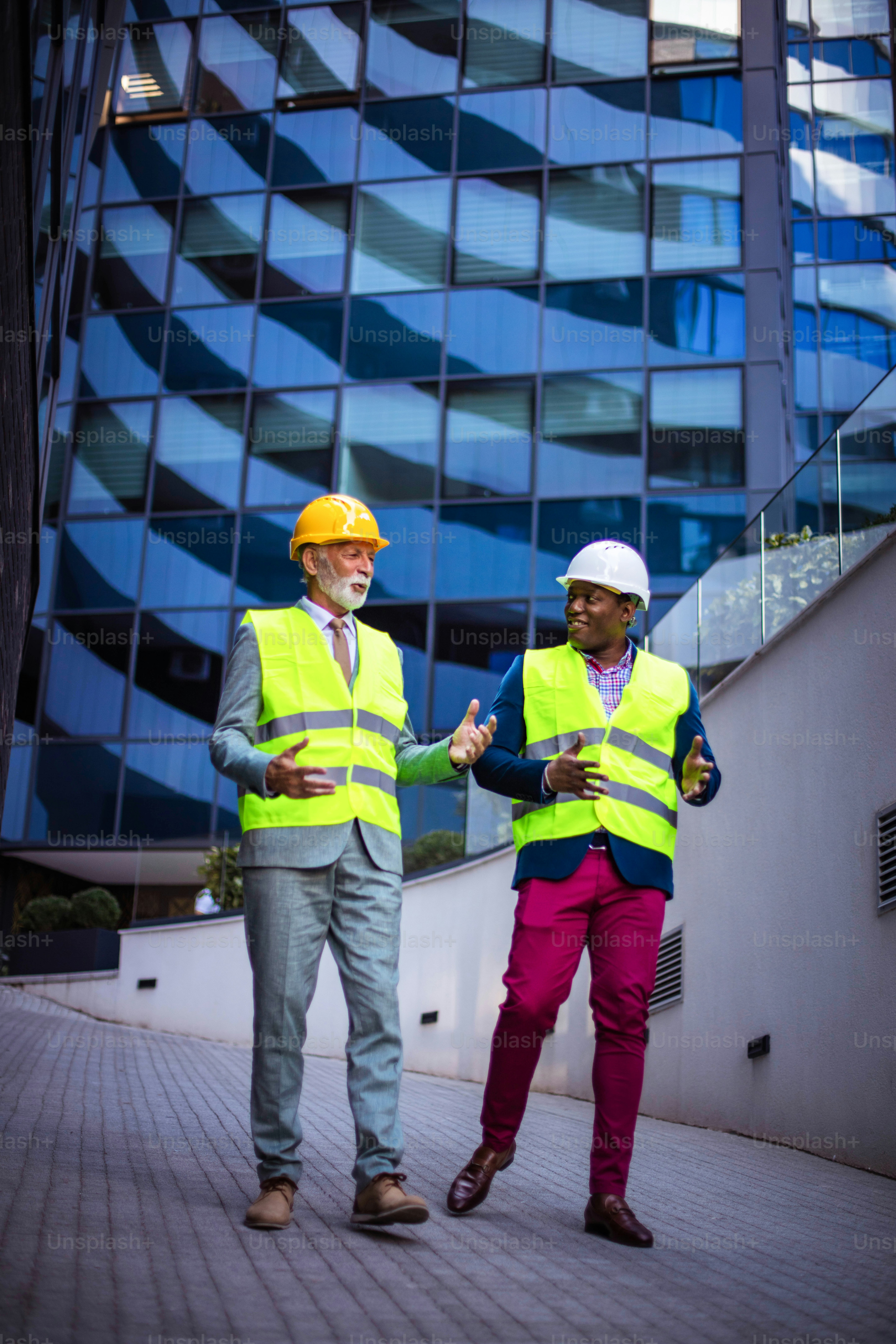 Foto Ingeniero maduro discutiendo la estructura del edificio con un ...