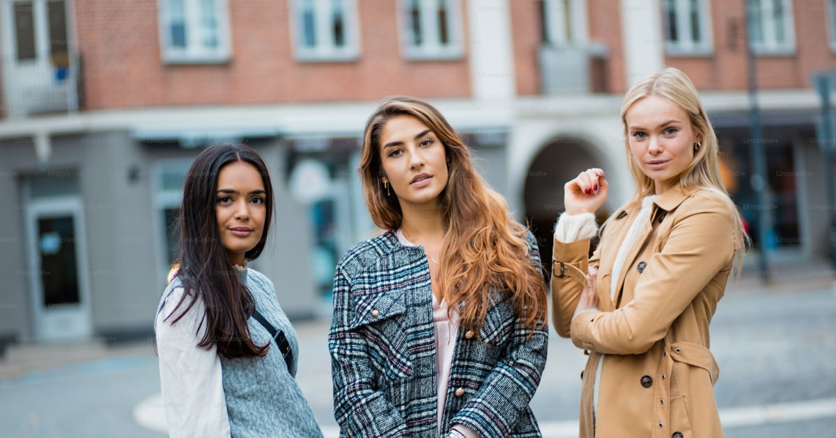 Portrait de trois femmes debout dans la rue et regardant la caméra ... Portrait de trois femmes debout dans la rue et regardant la caméra ...