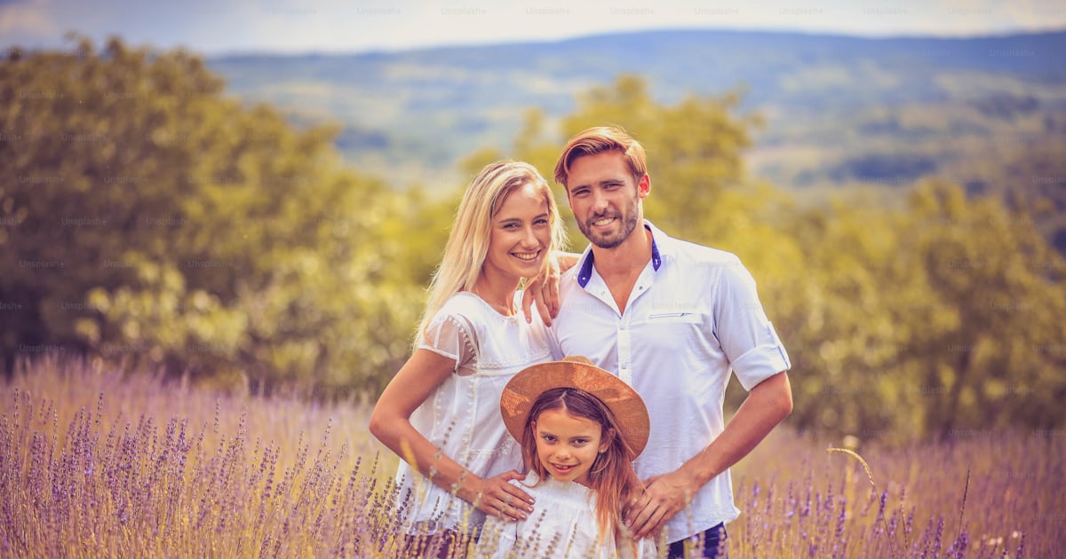 Foto Retrato De Una Familia Sonriente En Un Campo De Lavanda Serbia Imagen En Unsplash