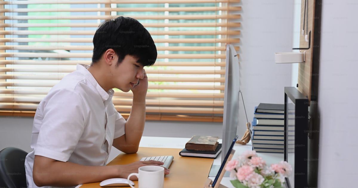 편안한 홈 오피스에 앉아 휴대폰으로 이야기하는 청년의 측면 모습 사진 Unsplash의 사업 이미지
