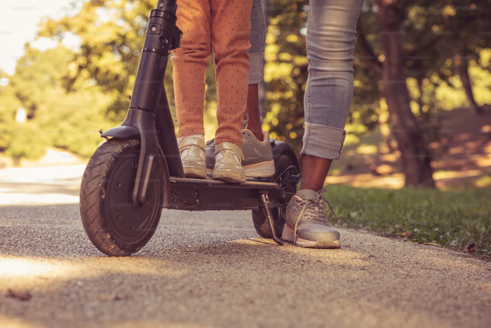 Maman et fille dans la nature avec une trottinette électrique. photo ... Maman et fille dans la nature avec une trottinette électrique. photo ...