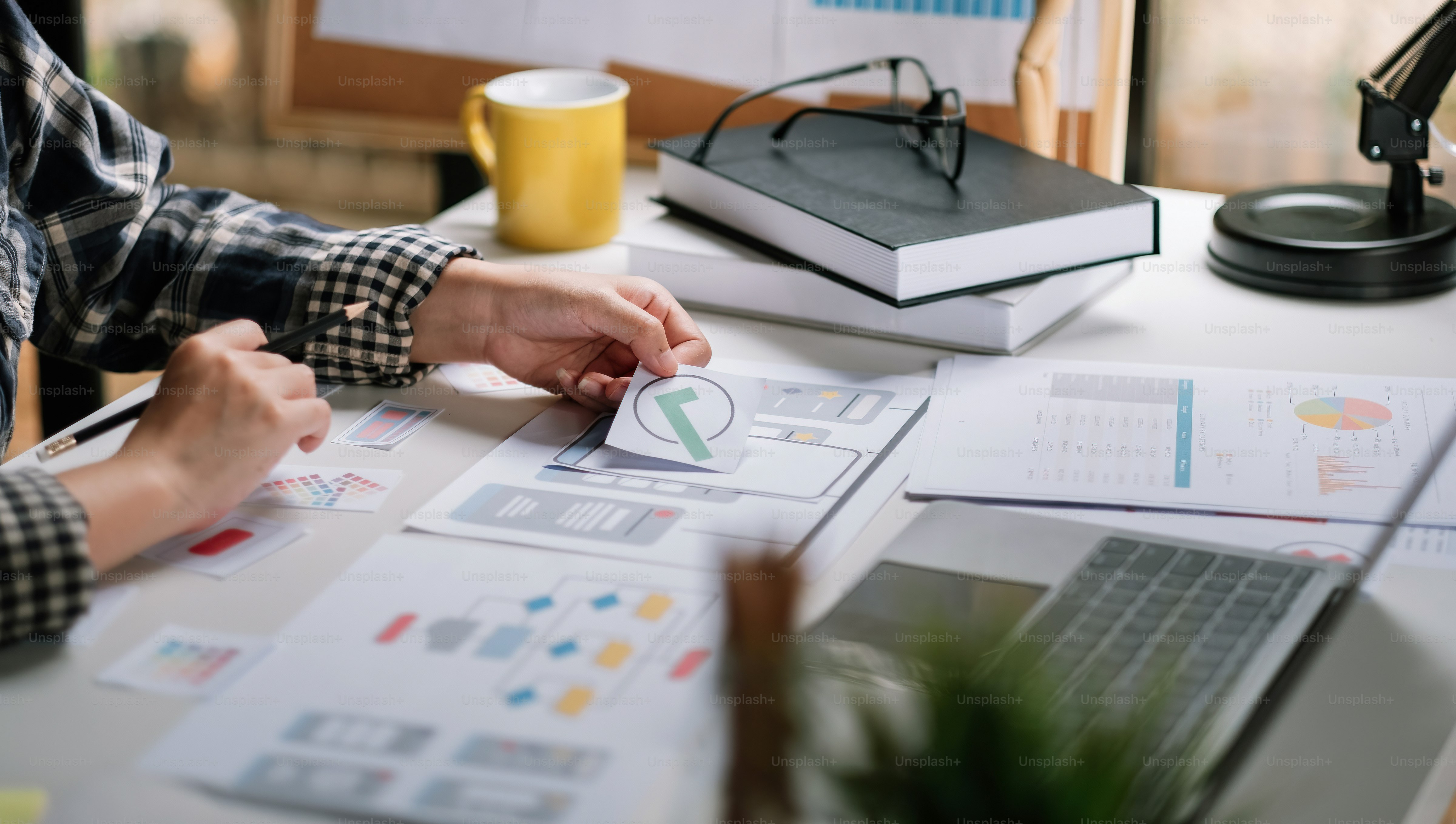 Foto zum Thema UX Designer Designer entwerfen Web Marke Telefon ...