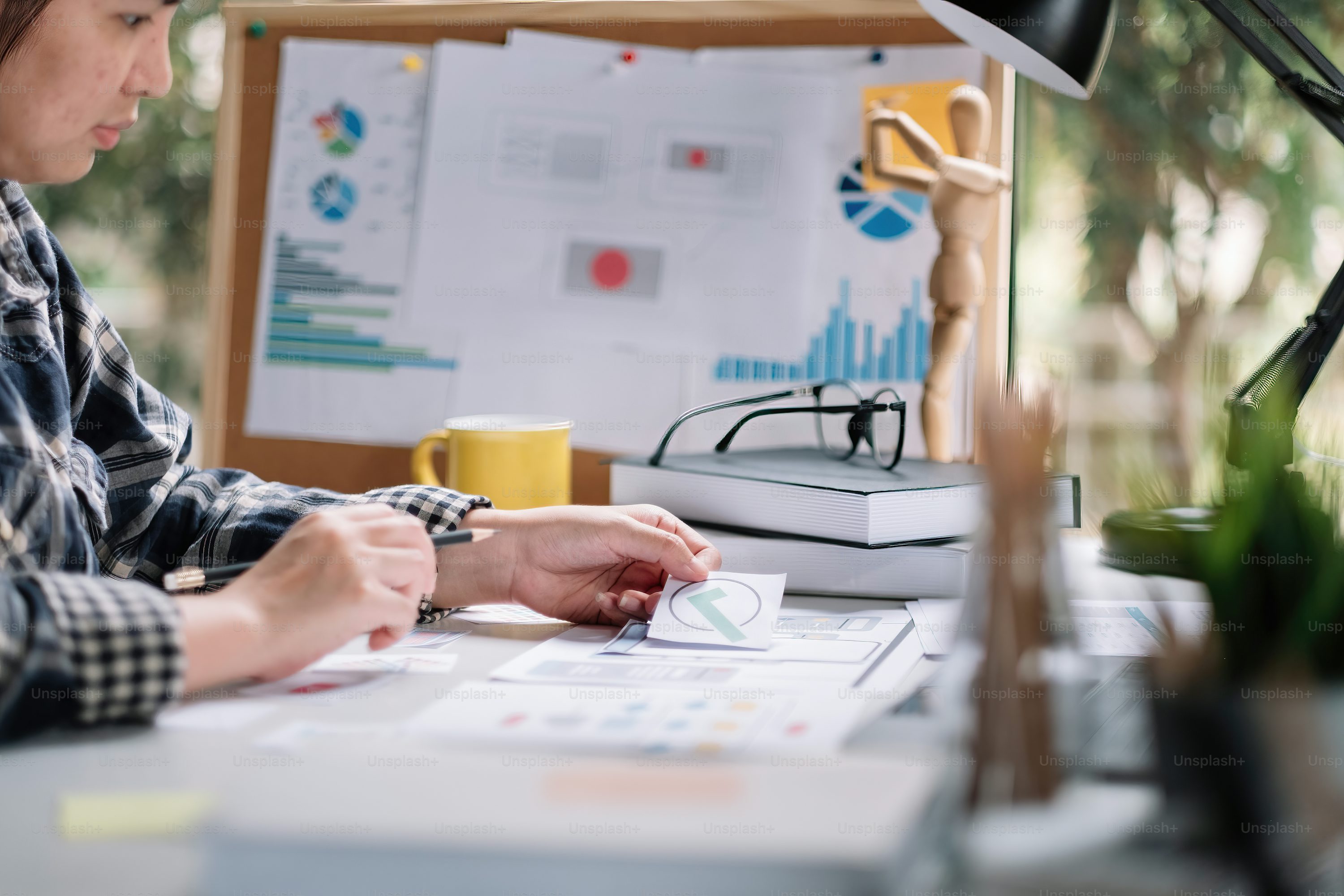 Gros plan sur le développeur d’applications Ux Ui concevant avec un ... Gros plan sur le développeur d’applications Ux Ui concevant avec un ...