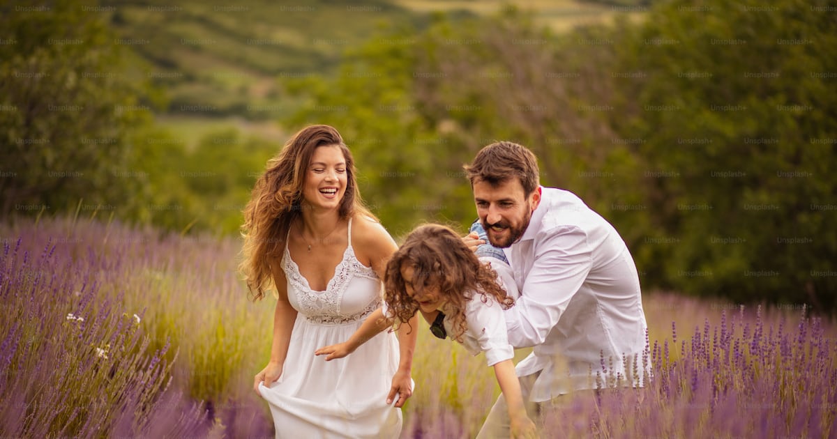 Foto Familia Feliz Jugando En El Campo De Lavanda Serbia Imagen En