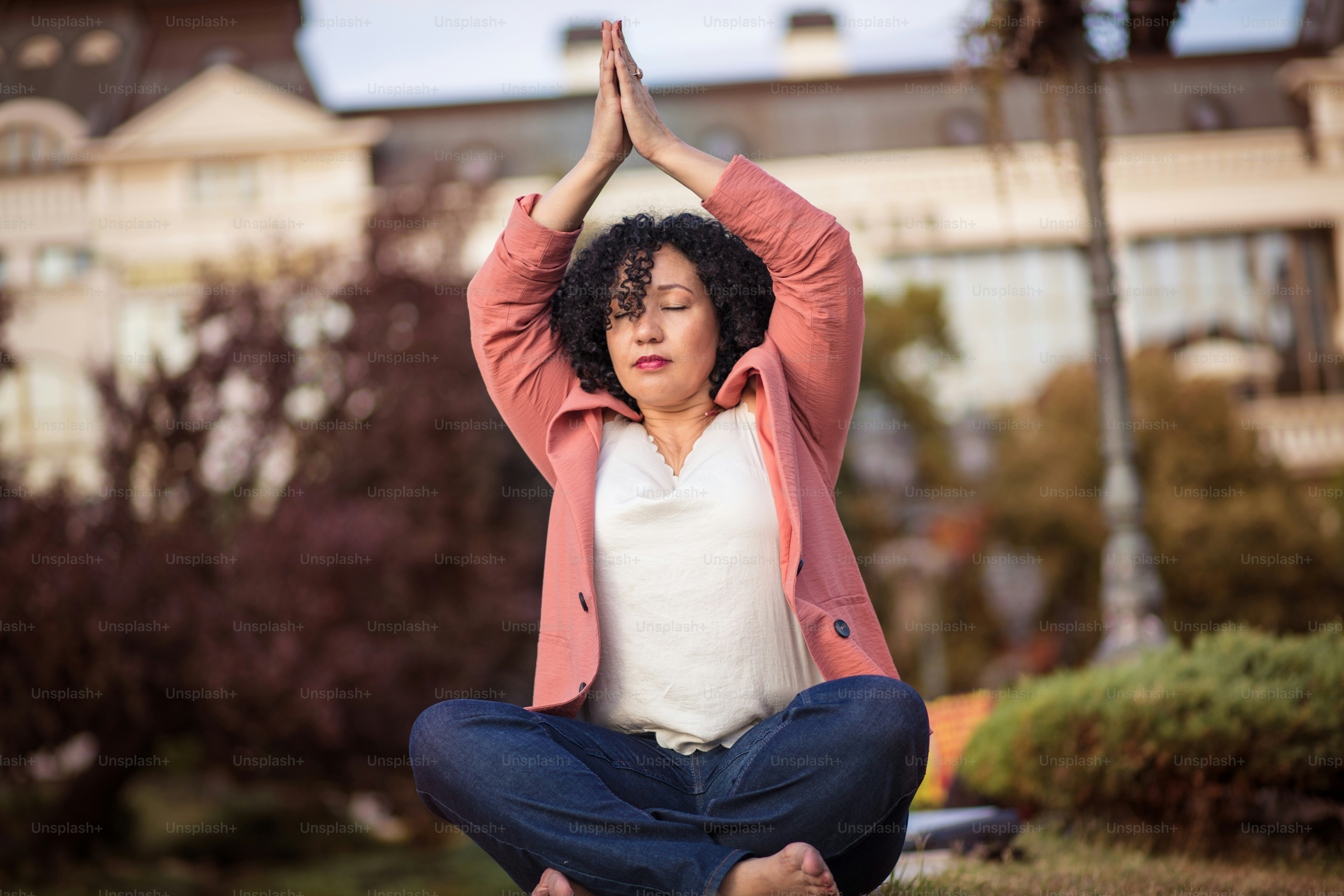 Relajando el cuerpo y la mente. Mujer de negocios que trabaja yoga en ...
