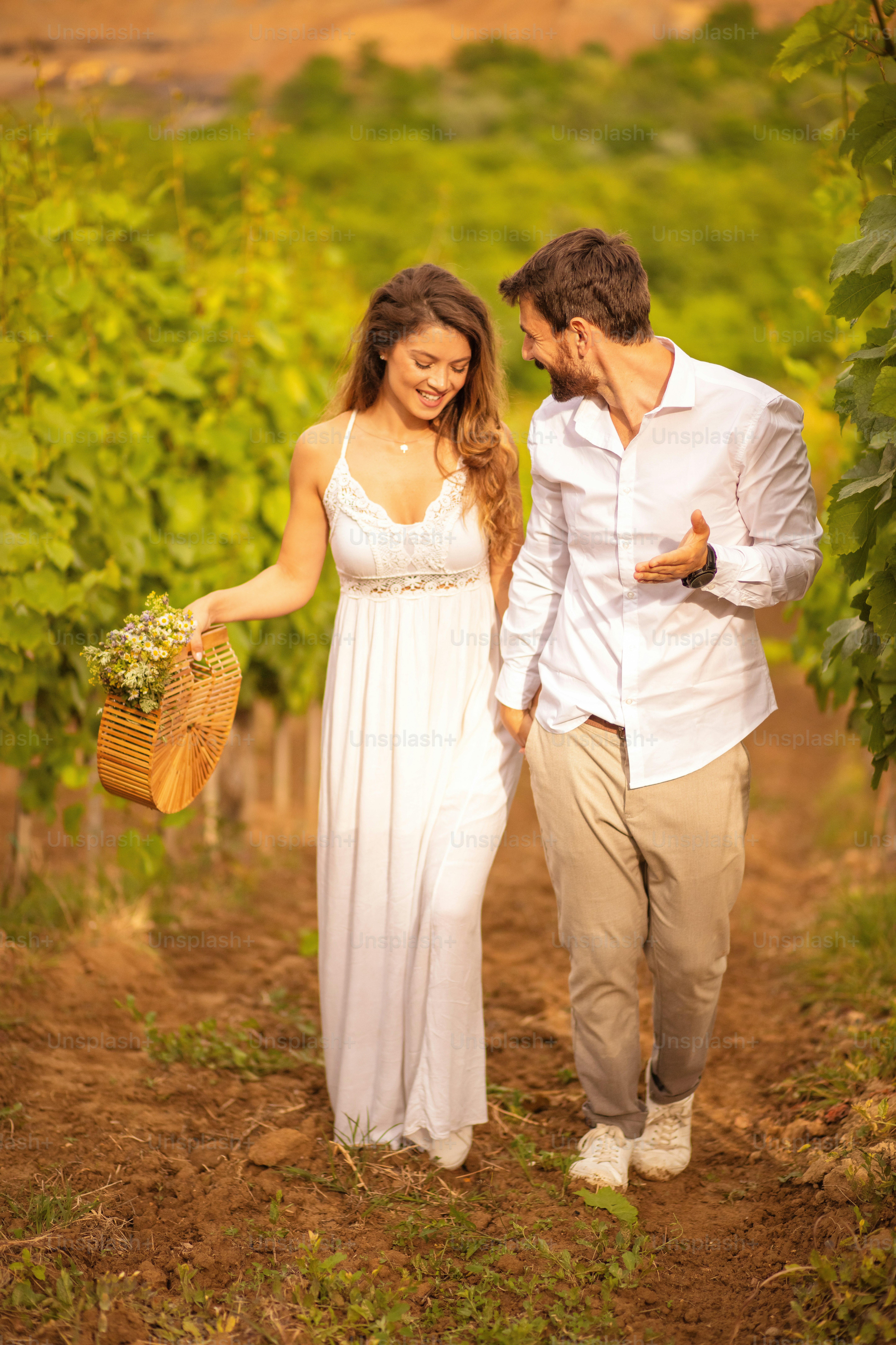 Foto zum Thema Paar steht und redet im Weinberg. – Bild zu Serbien auf ...