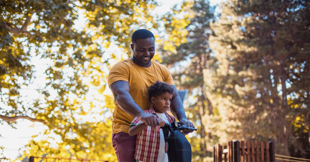 Foto zum Thema Afroamerikanischer Vater fährt Elektroroller. – Bild zu ... Foto zum Thema Afroamerikanischer Vater fährt Elektroroller. – Bild zu ...