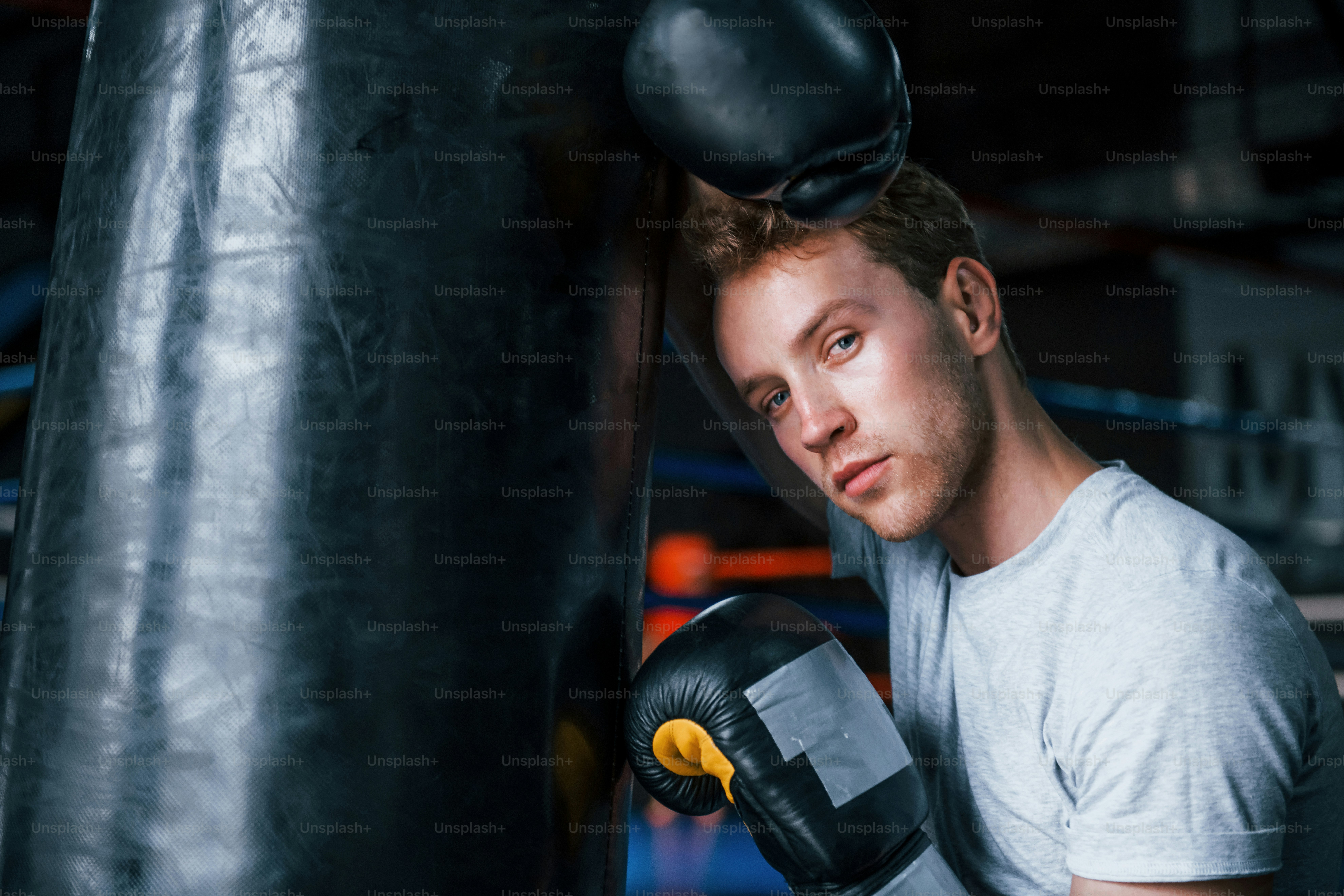 Foto Joven boxeador cansado con camisa blanca y guantes protectores ...