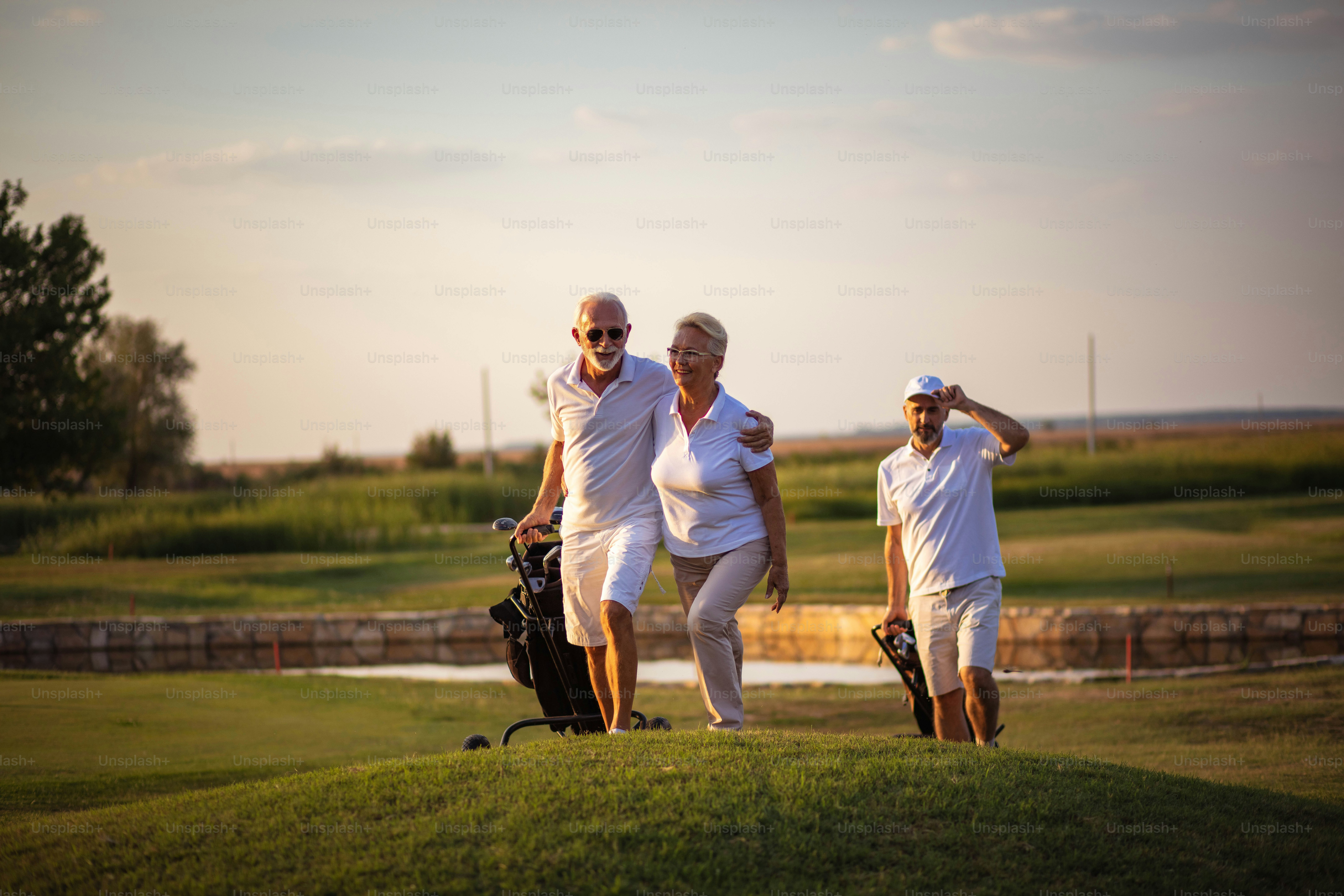 Foto Tres golfistas senior. La atención se centra en el hombre y la ...