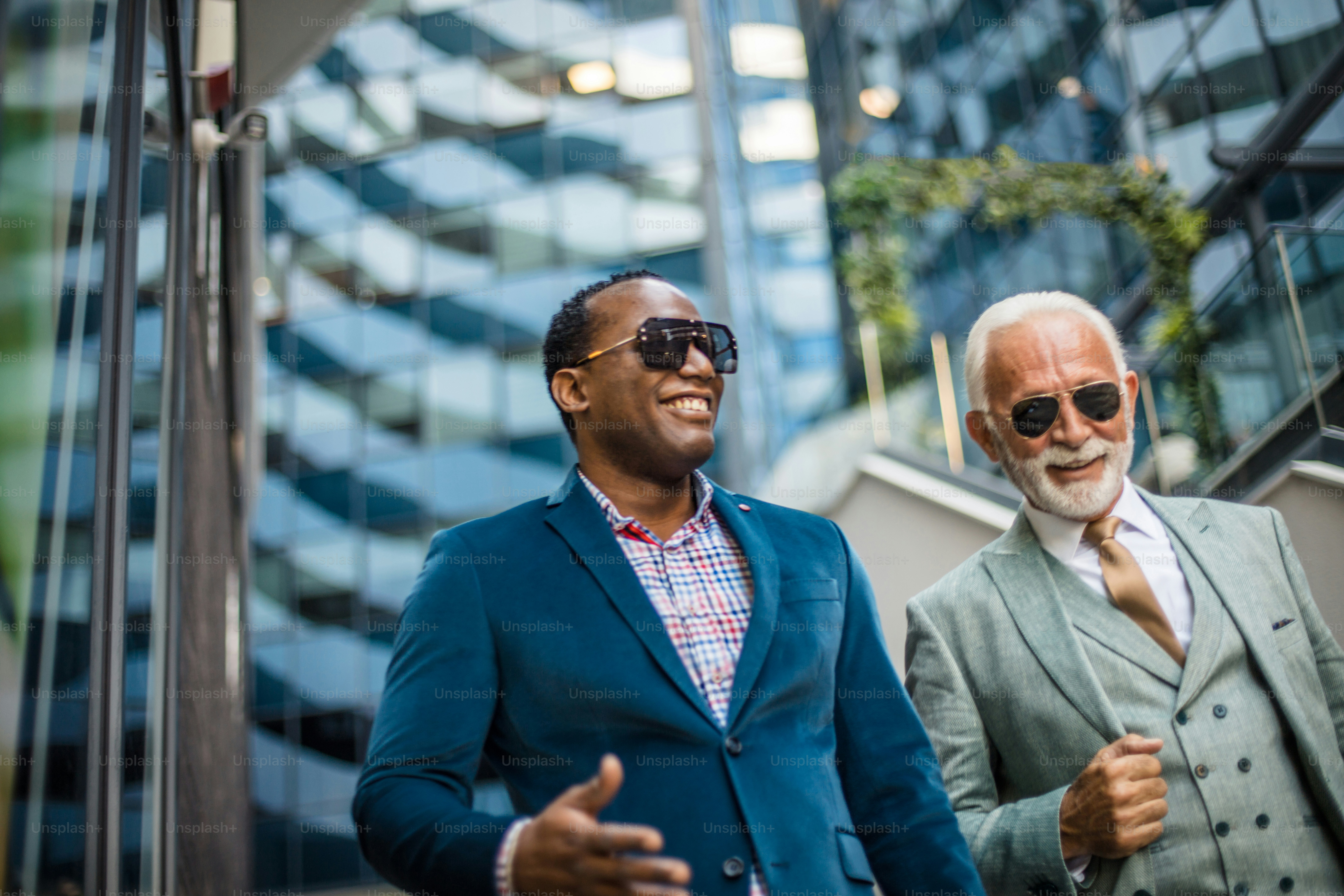 Dos hombres de negocios hablando en la calle. foto – Imagen de Hombres ...