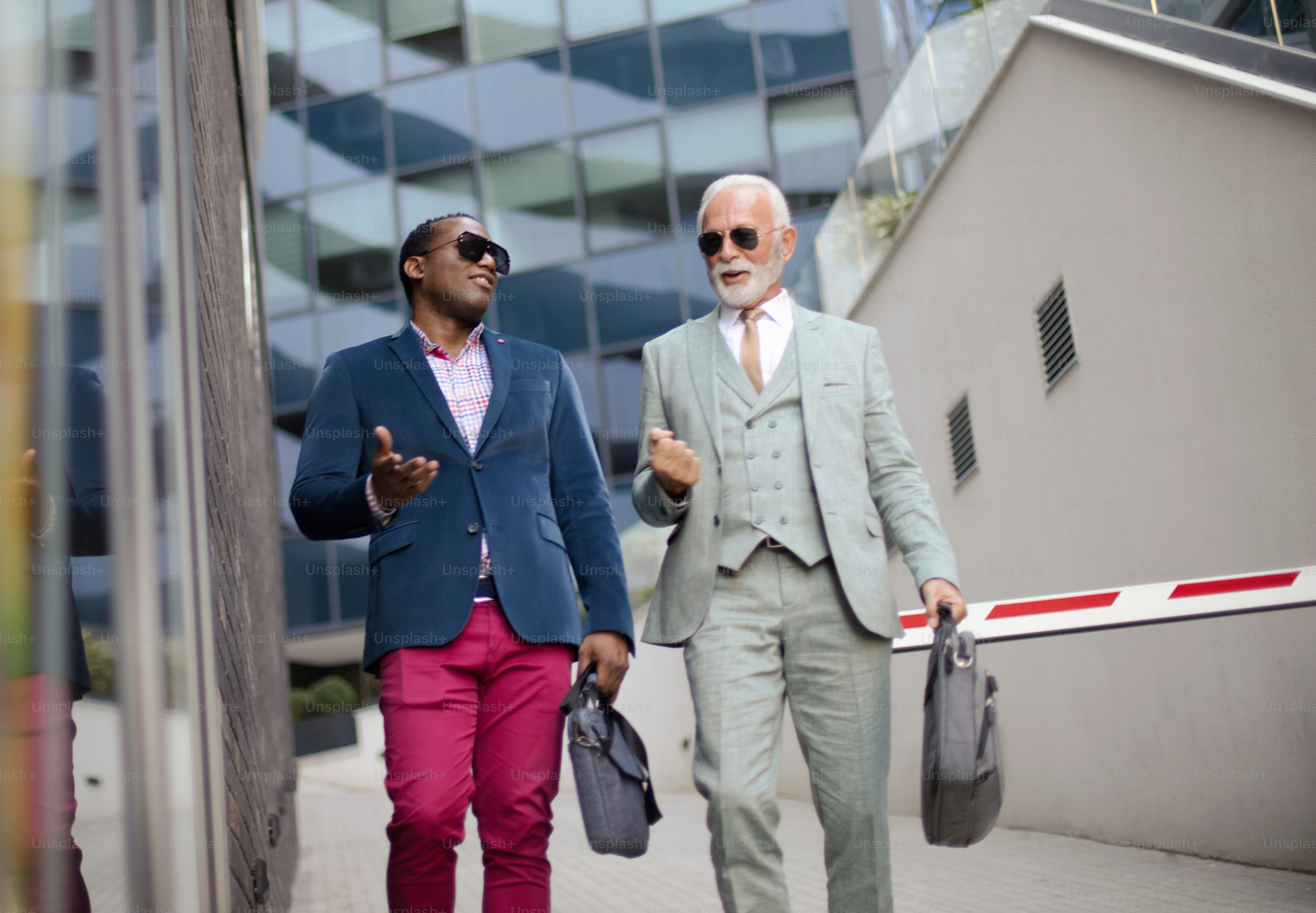 Foto Dos hombres de negocios hablando en la calle. – Serbia Imagen en ...