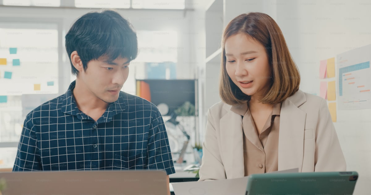 젊은 동료 아시아 창조적 인 사업가와 사업가 관리자는 서류 작업과 노트북에서 프로젝트 비교 지점에 대해 논의하고 직장에서 사무실