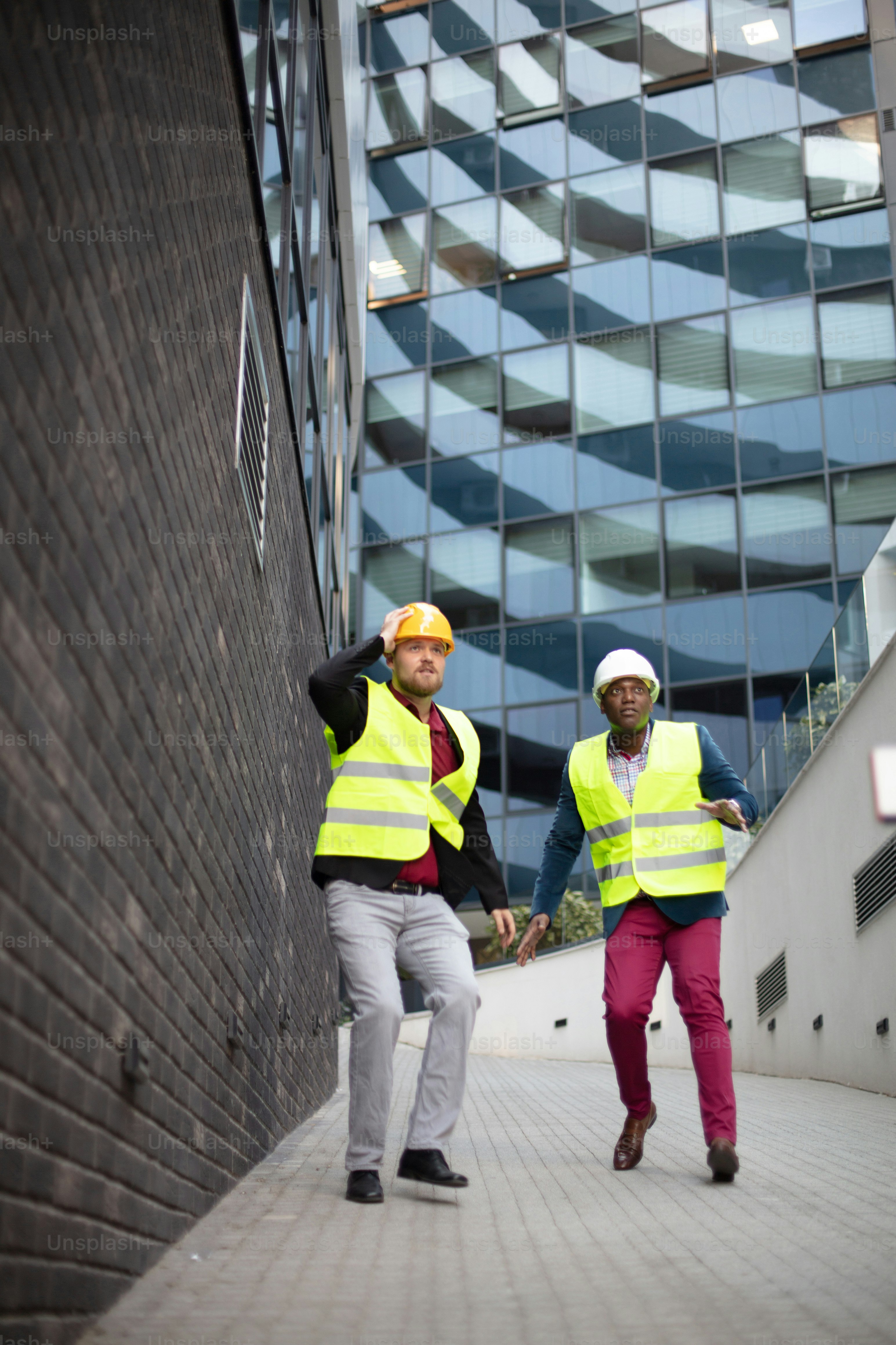 Engineers outside. Engineers in danger. photo – Serbia Image on Unsplash