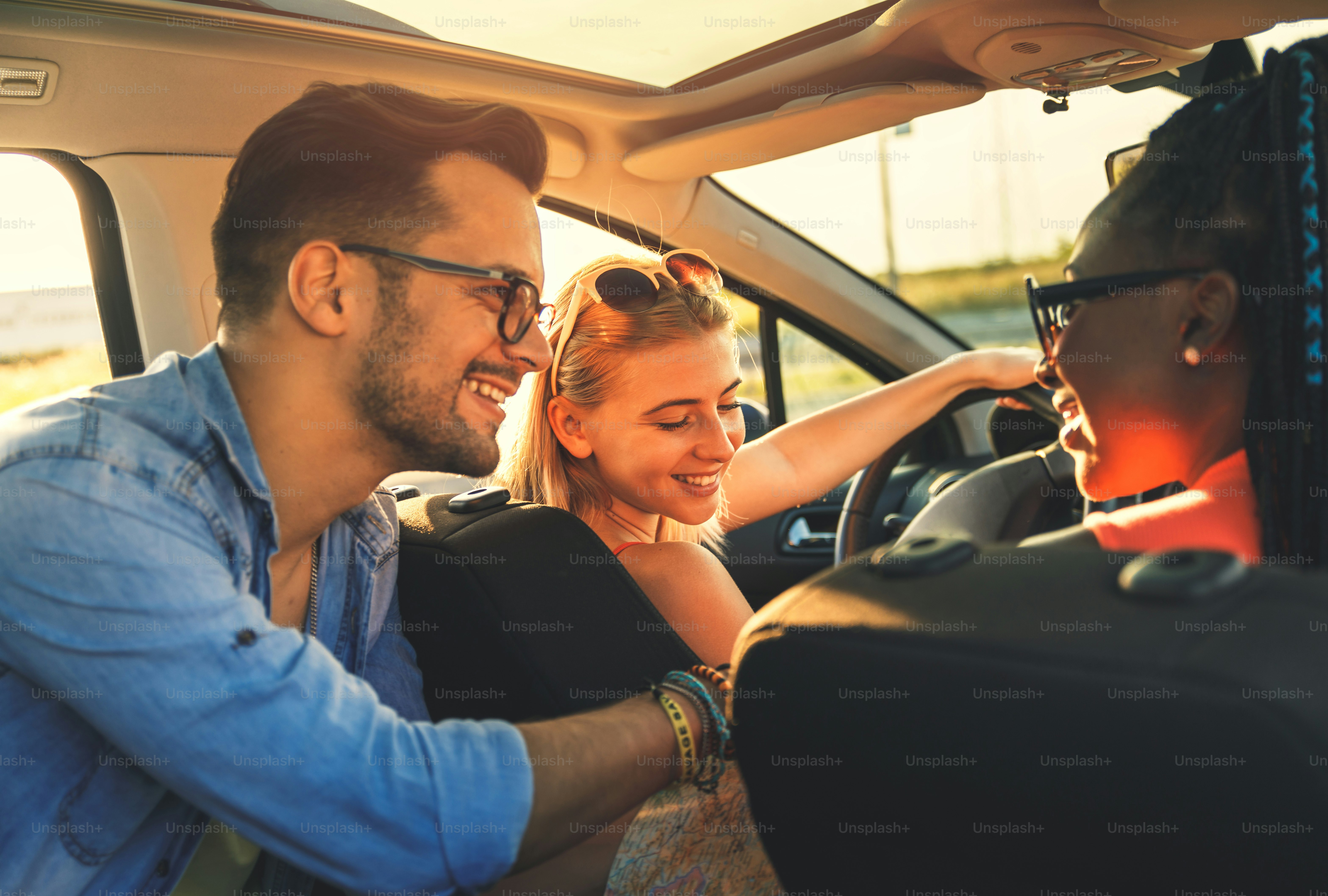 Trois meilleurs amis qui aiment voyager en vacances dans la voiture ...