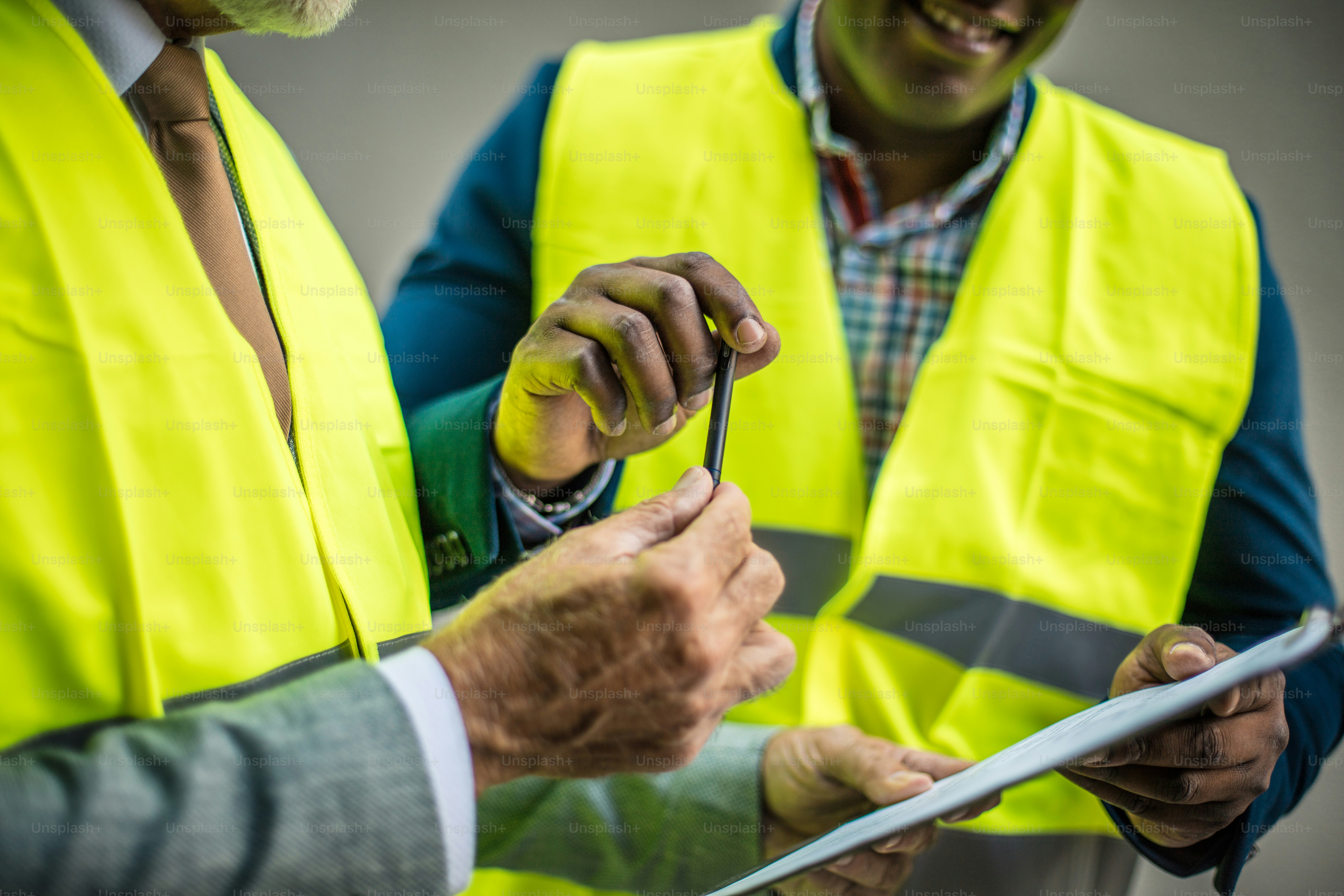 Foto Ingeniero maduro discutiendo la estructura del edificio con un colega arquitecto en el ...
