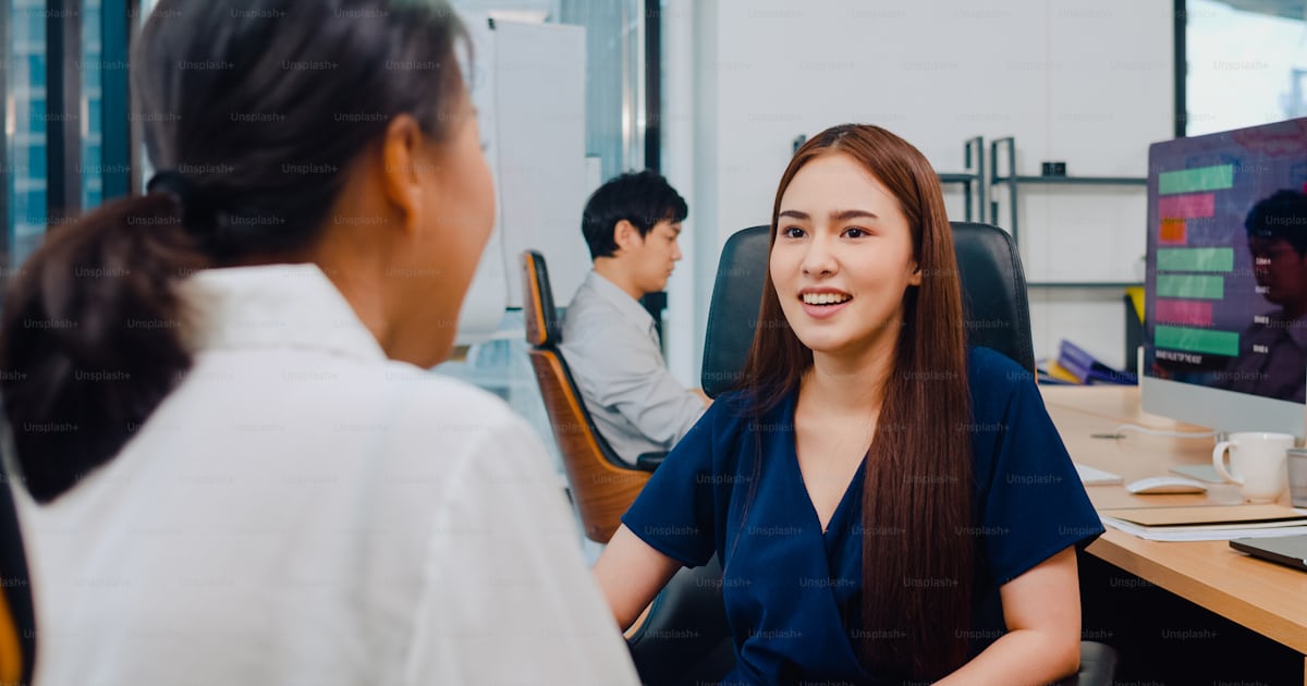 면접 동료들과 대화를 나누고 사무실에서 프로젝트 작업 계획 성공 전략에 대한 아이디어를 브레인스토밍하는 아이디어를 만나는 인턴과