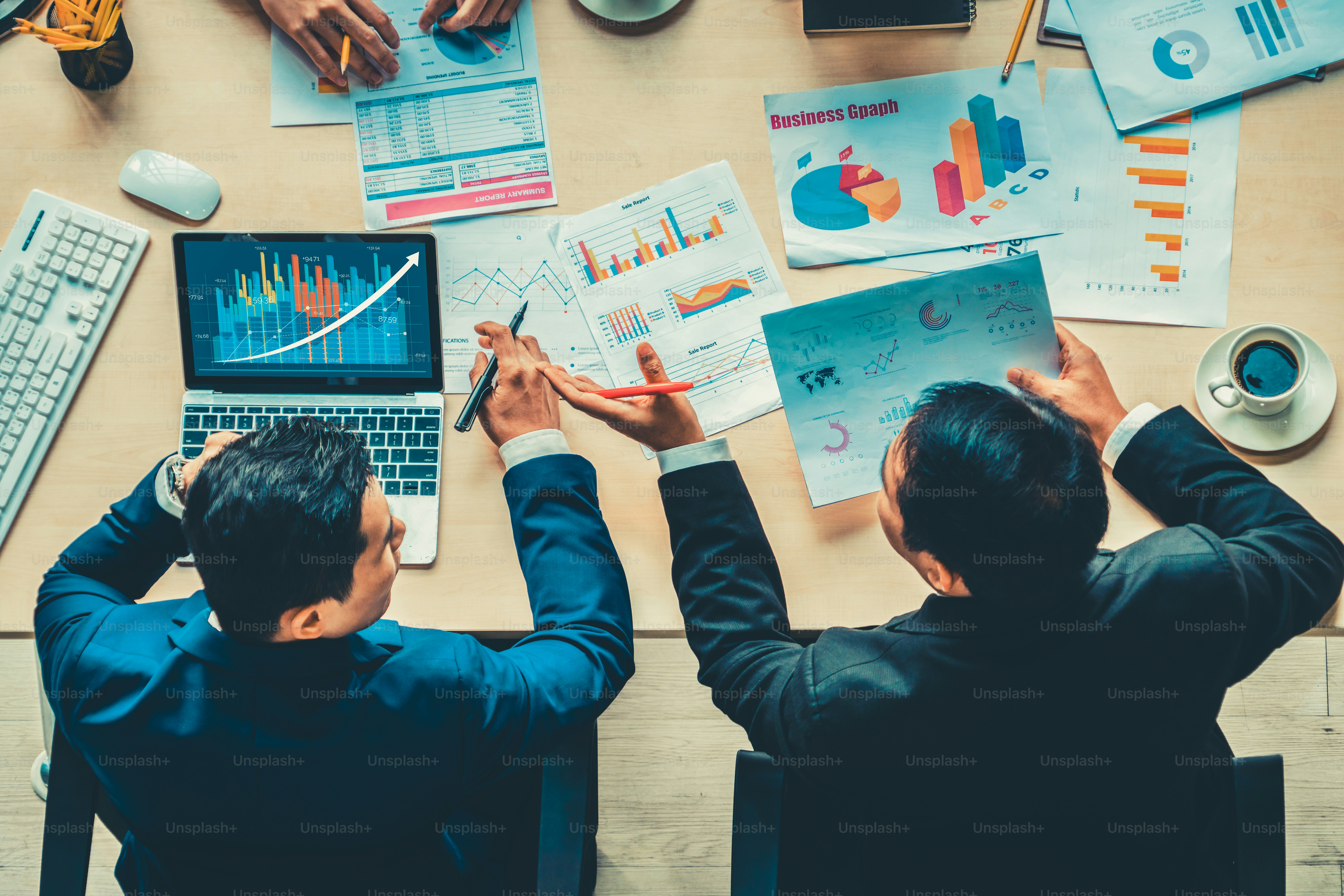 Business visual data analyzing technology by creative computer software ...